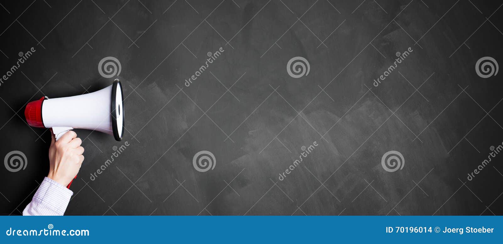 Hand Mit Einem Megaphon Vor Einer Tafel Stockfoto - Bild von konzept ...