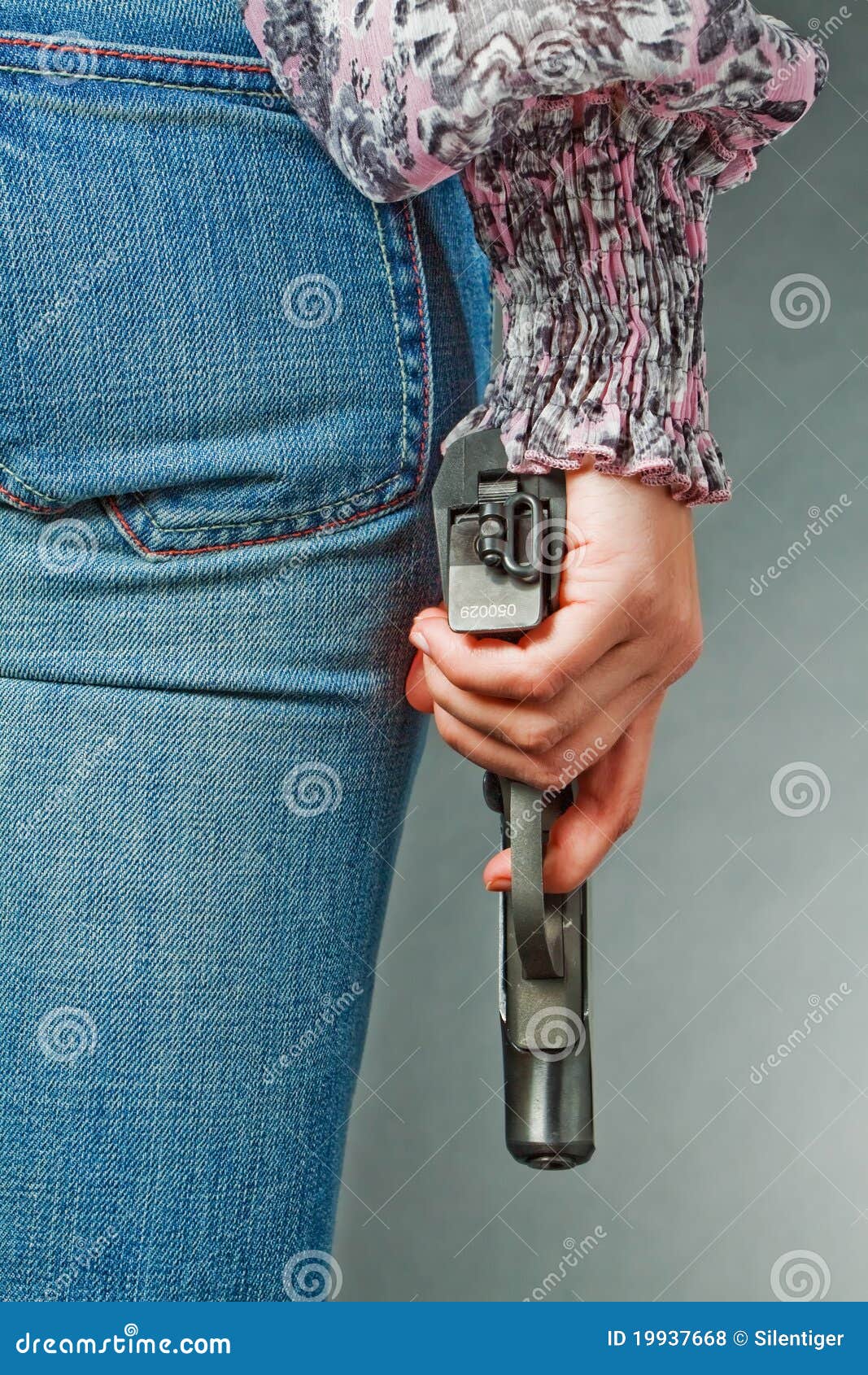 Hand mit einer Gewehr stockfoto. Bild von gewehrkugel - 19937668