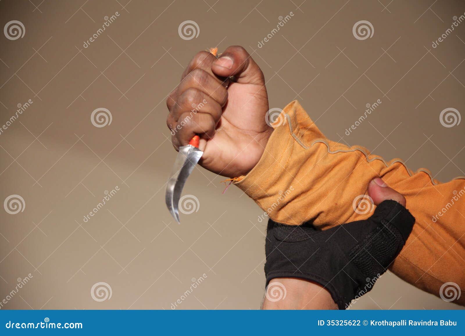 Hand mit Messer stockfoto. Bild von auszug, geliebte - 35325622