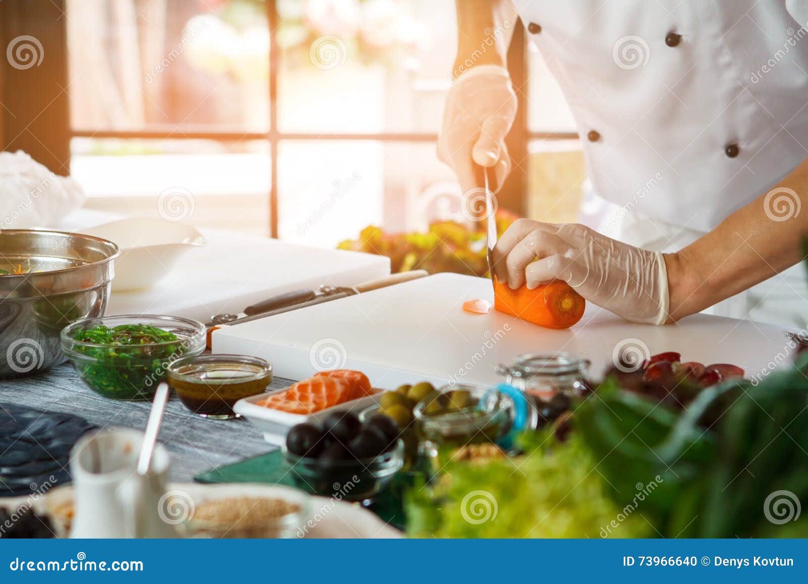 Hand Mit Messer Schneidet Karotte Stockfoto - Bild von vorstand ...