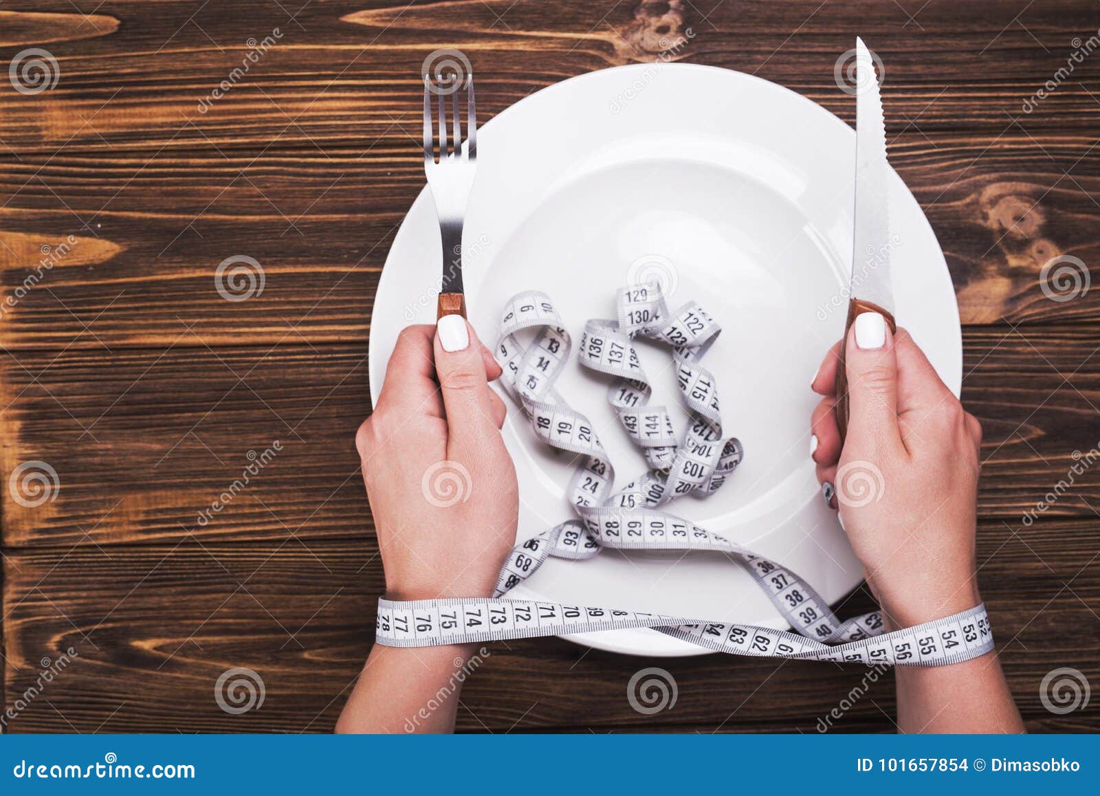 Hand mit Messer und Gabel stockfoto. Bild von mahlzeit - 101657854