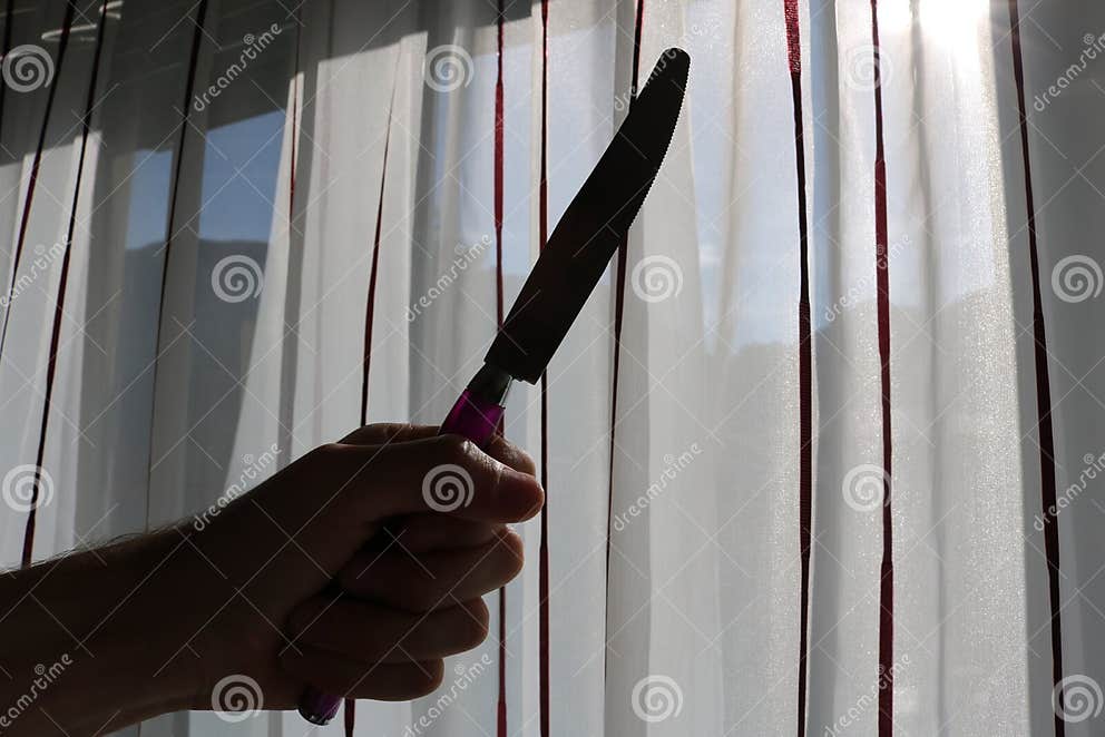 Hand mit Messerform stockbild. Bild von unheimlich, form - 99459453