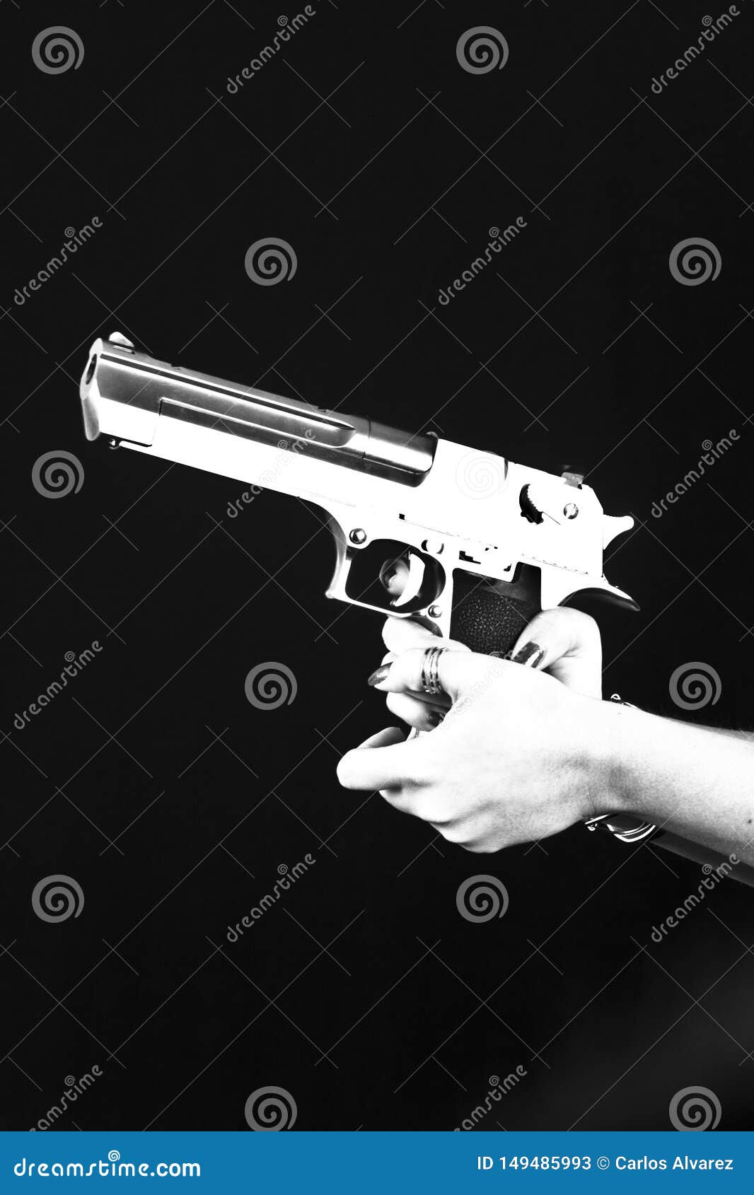 Hand mit Pistole an stockbild. Bild von hintergrund - 149485993