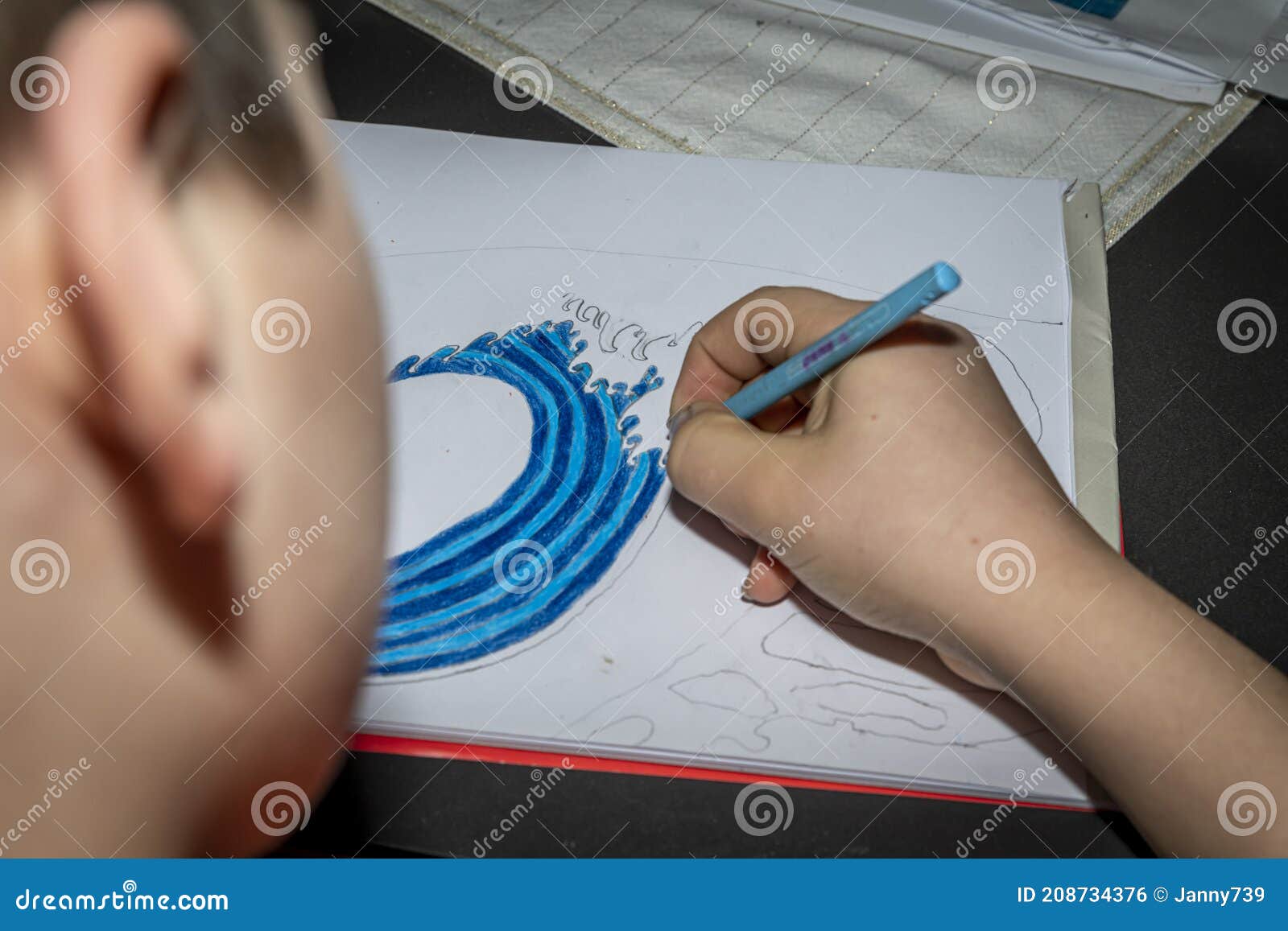 Hand Mit Stift Eines Kindes, Das Ein Bild Wird Stockfoto - Bild von ...