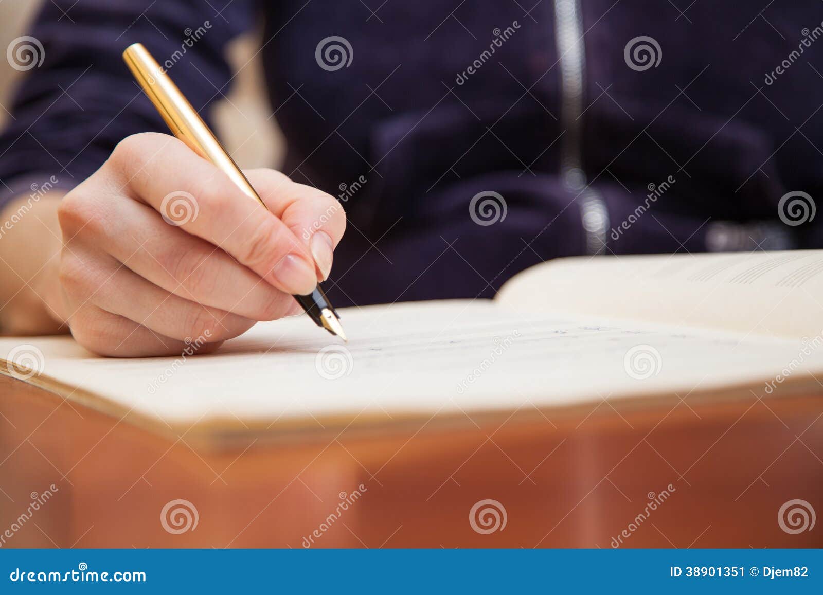 Hand Mit Stift Und Musikblatt Stockbild - Bild von papier, zeile: 38901351