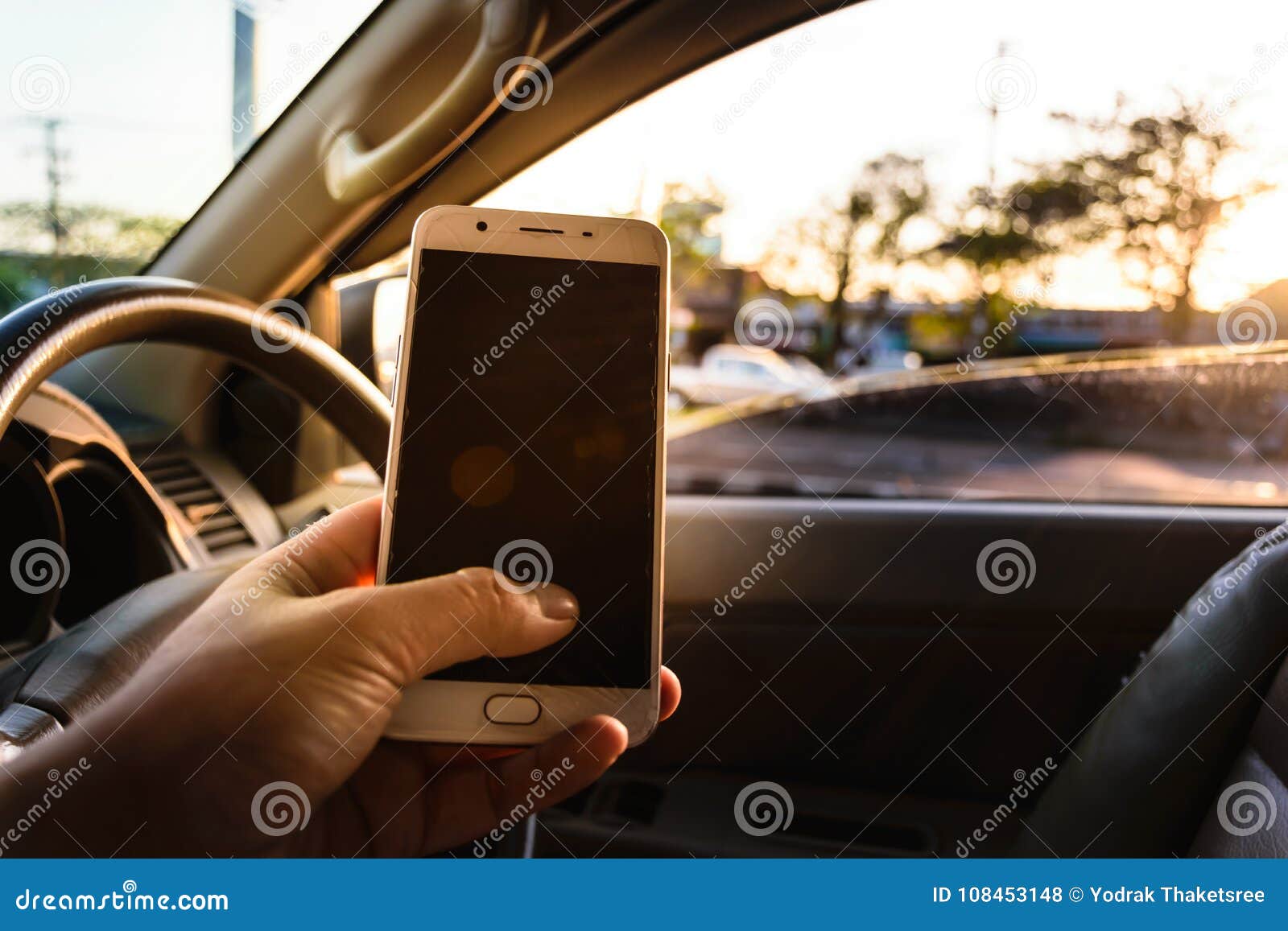 Hand mobiel gebruiken stock foto. Image of telefoon - 108453148