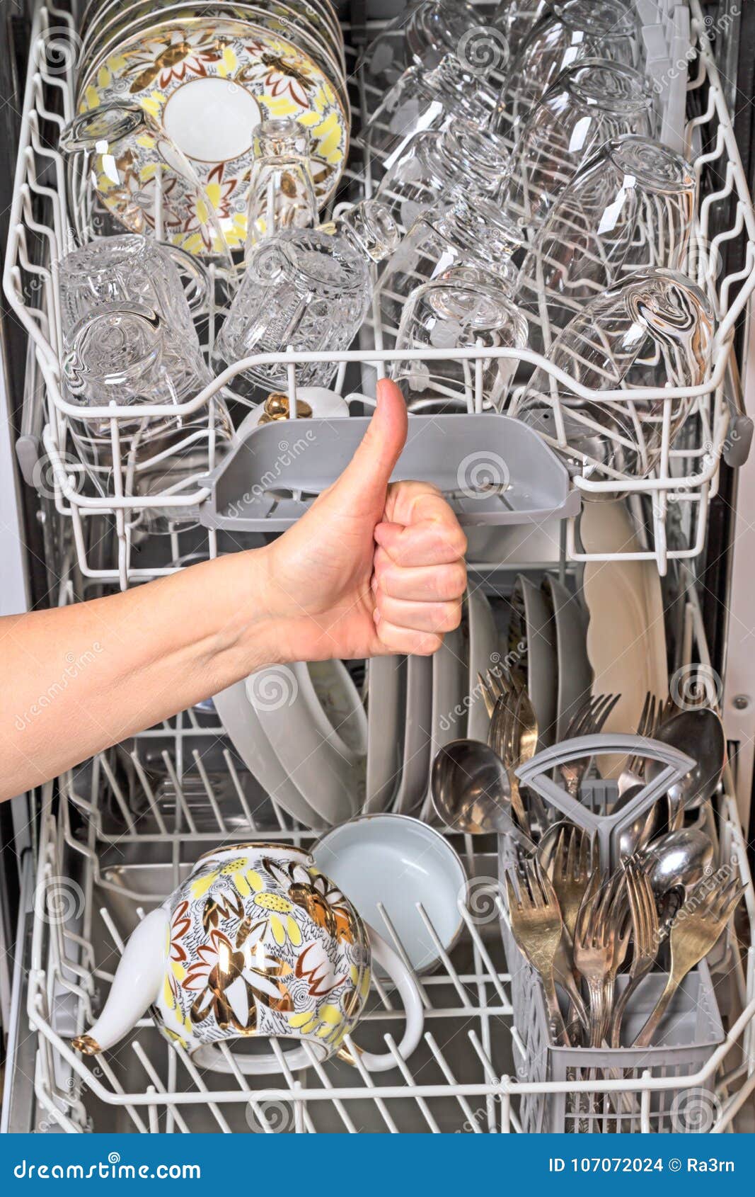 Hand Och Diskare Med Ren Disk Arkivfoto - Bild av gaffel, godkänner: 107072024