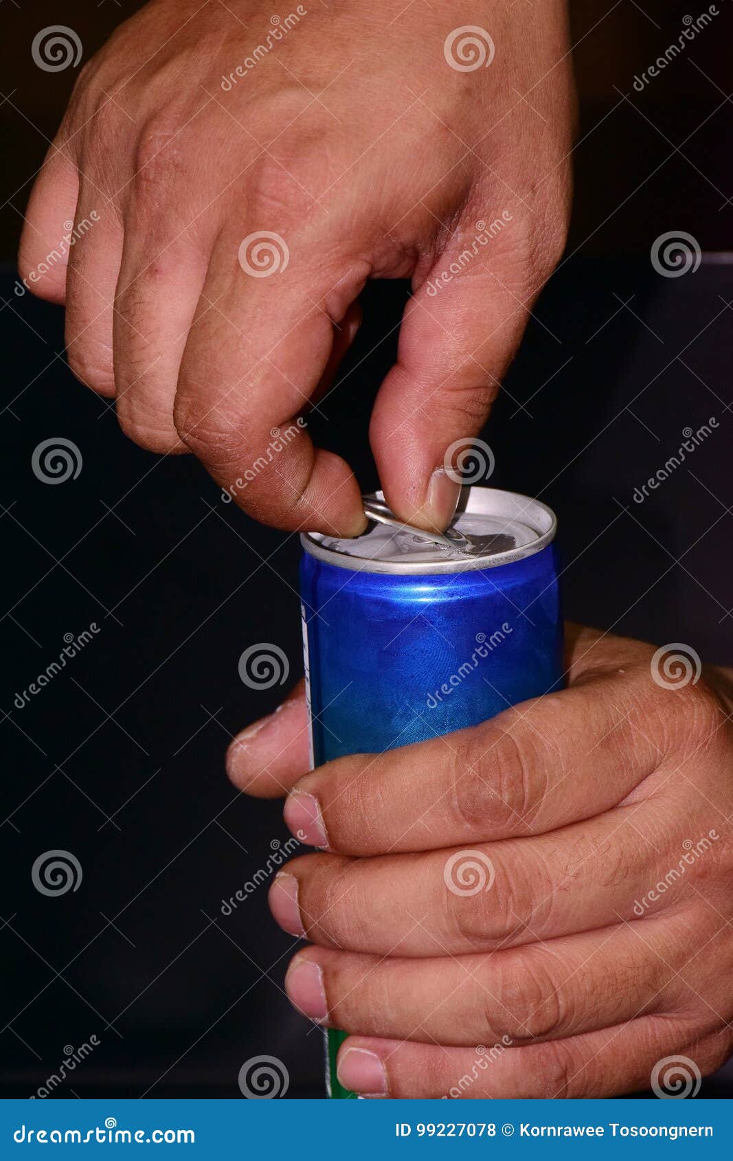 Hand and opening the can stock photo. Image of beverage - 99227078