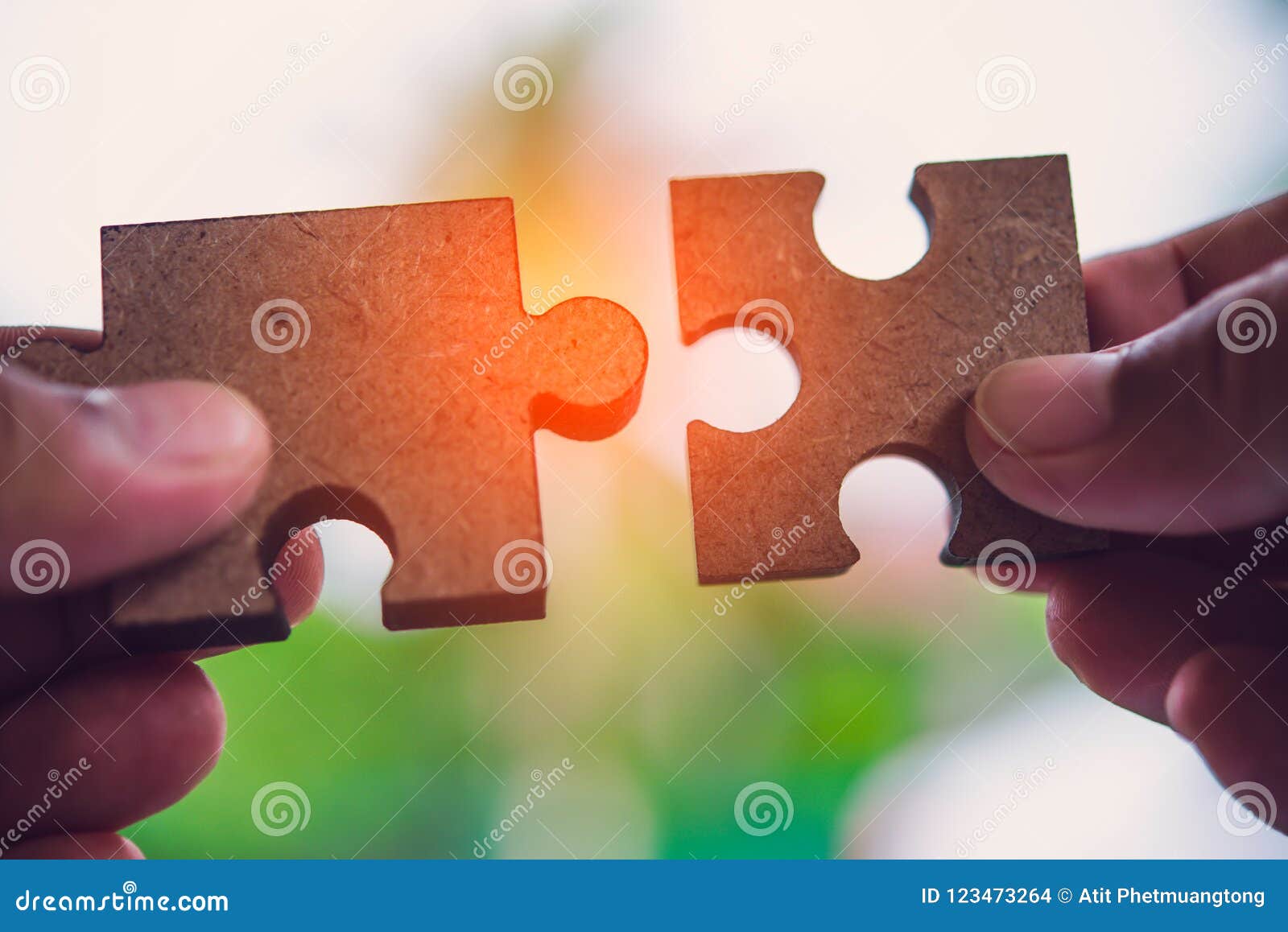 Hand of People are Taking Puzzles To Connect. Ideas about Building a ...