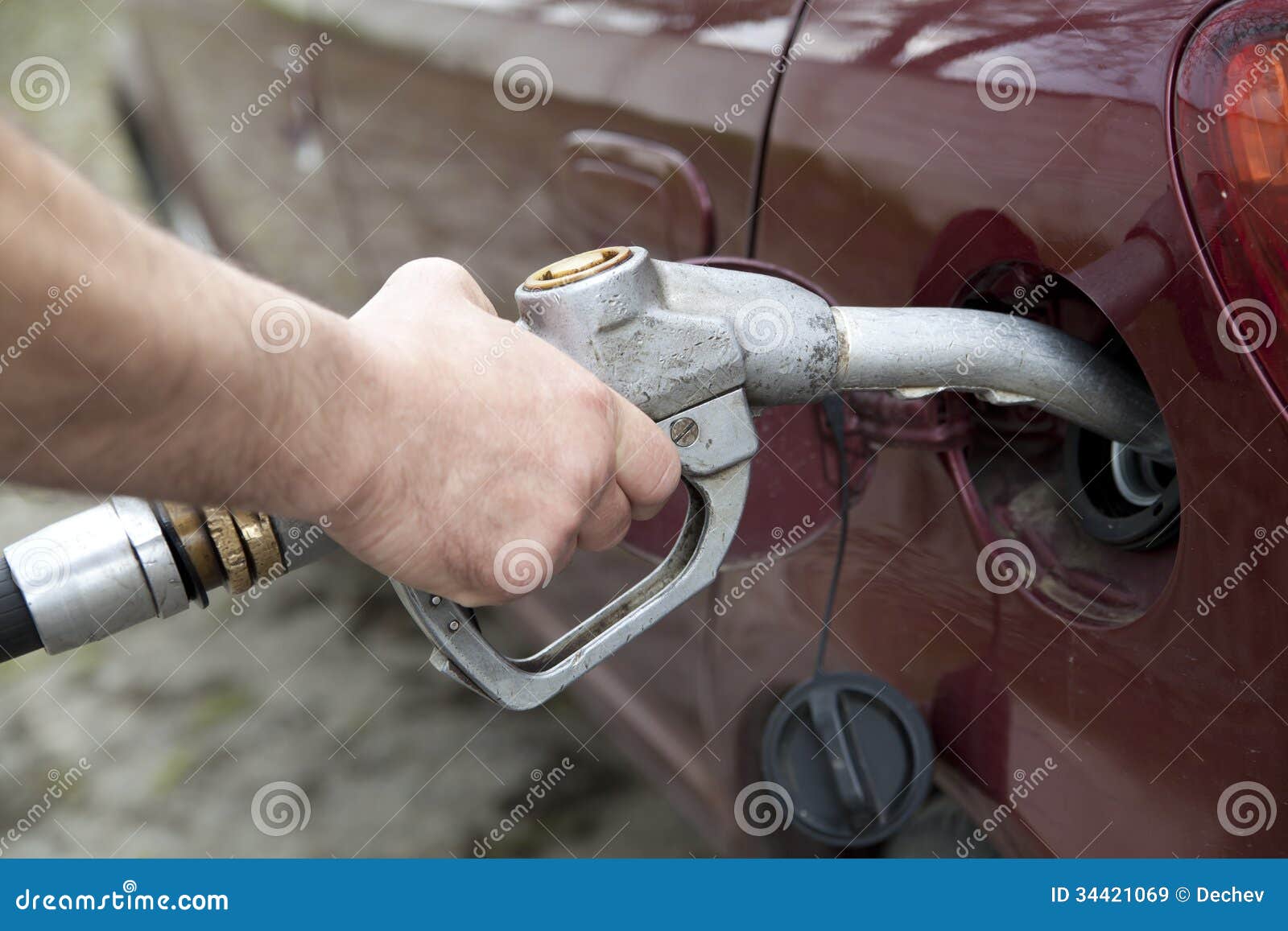 Hand Pompend Gas in De Auto Met Een Benzinepomp Stock Afbeelding ...