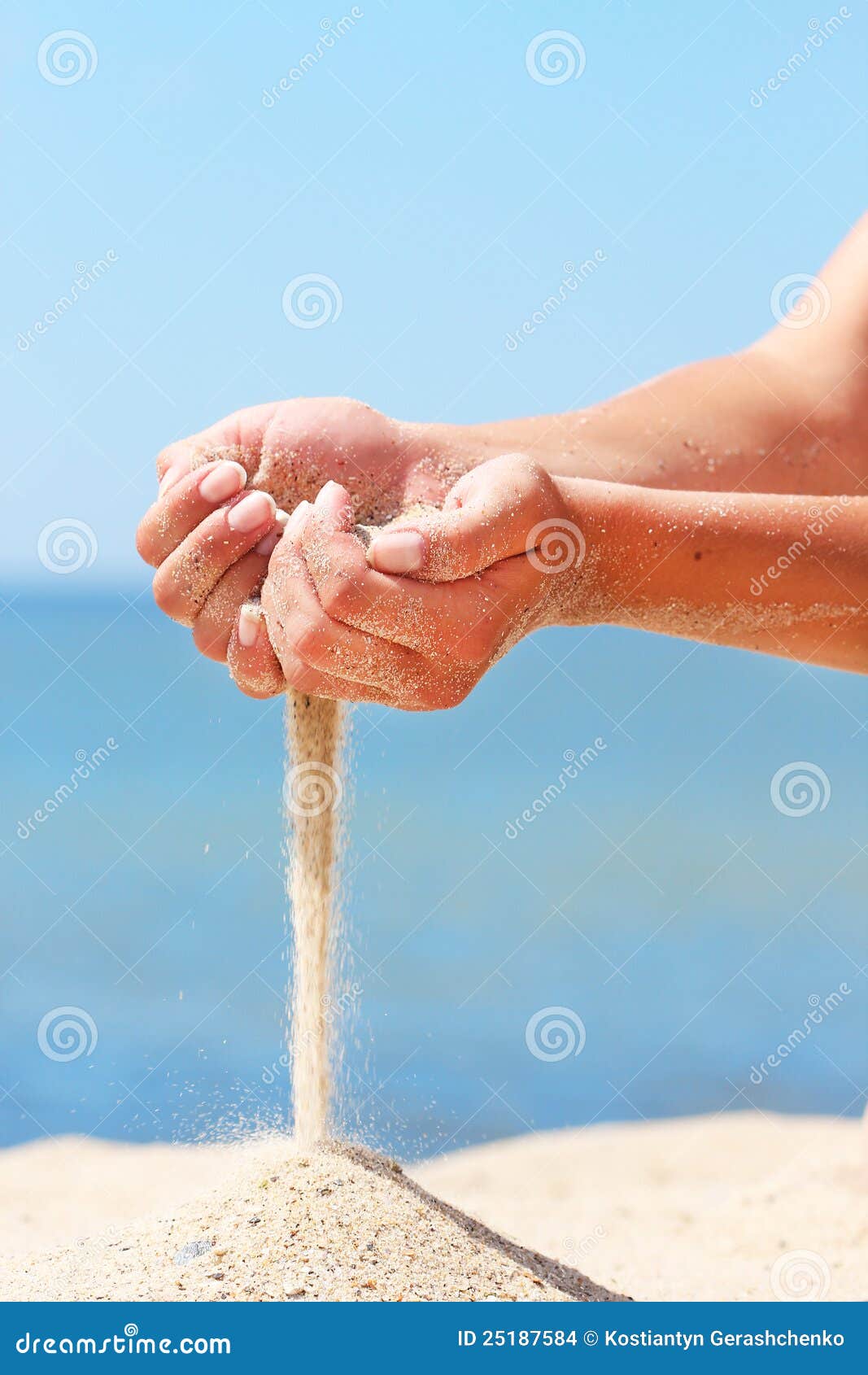 Hand pours the sand stock photo. Image of lost, brown - 25187584