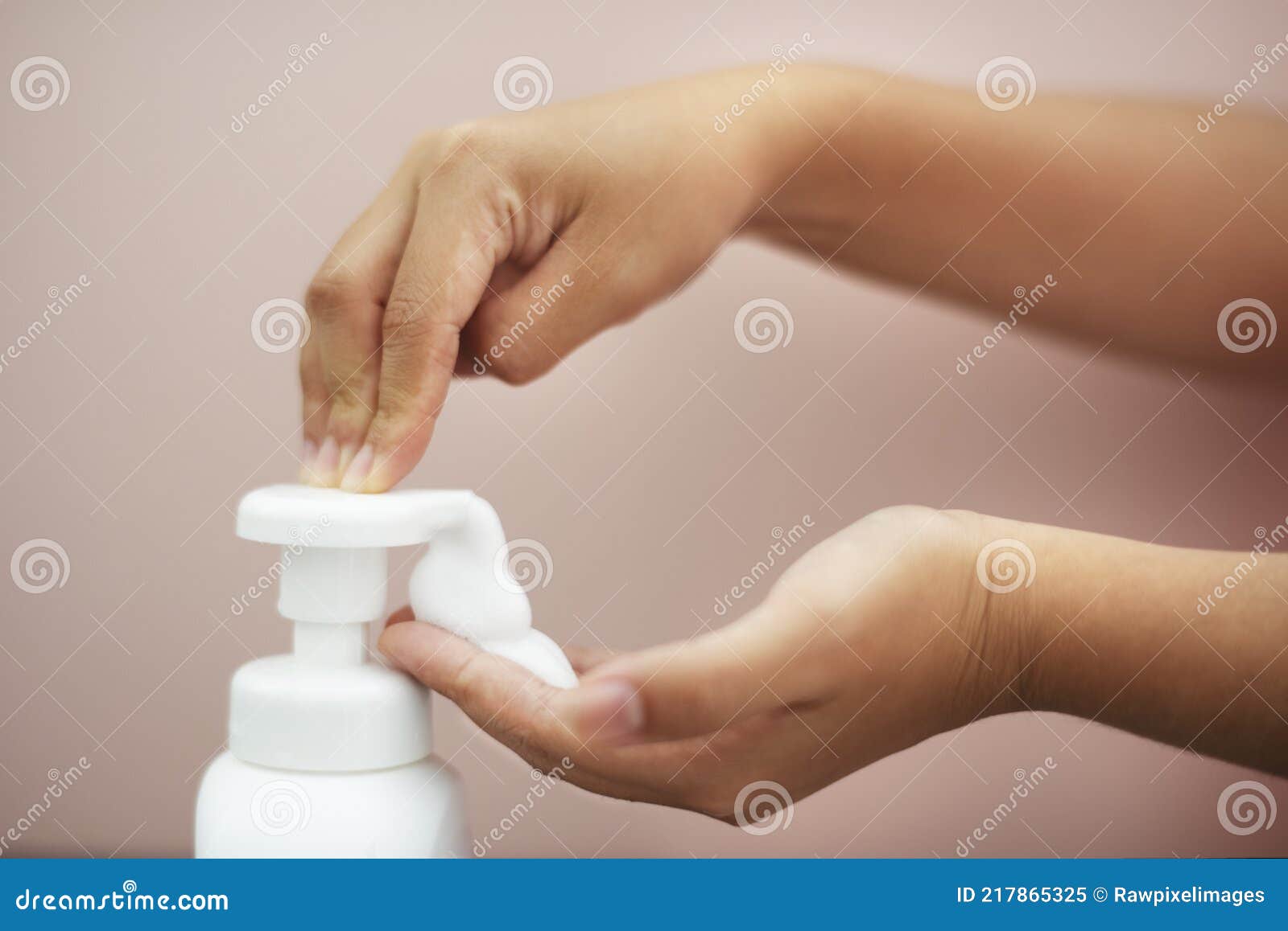 Hand Pumping Foam Soap from a Bottle Stock Image - Image of healthcare ...