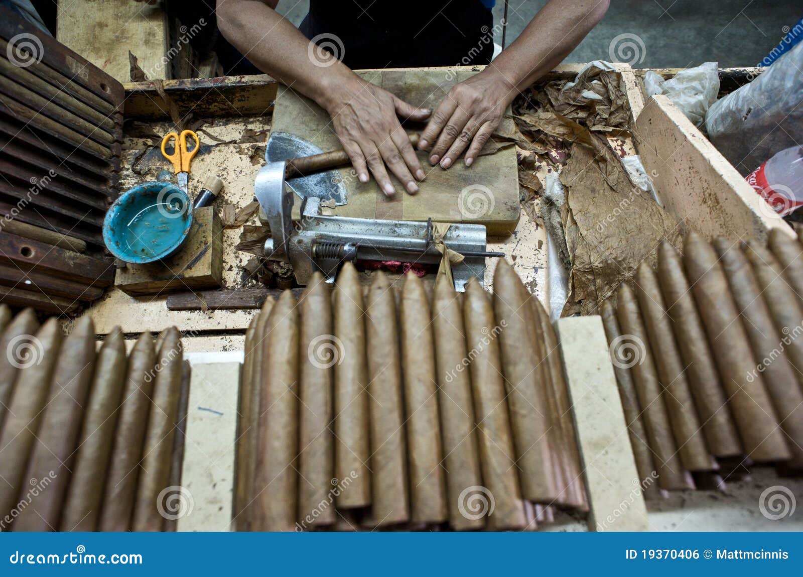 Hand Rolling Cigars editorial photo. Image of smoke, abundant - 19370406