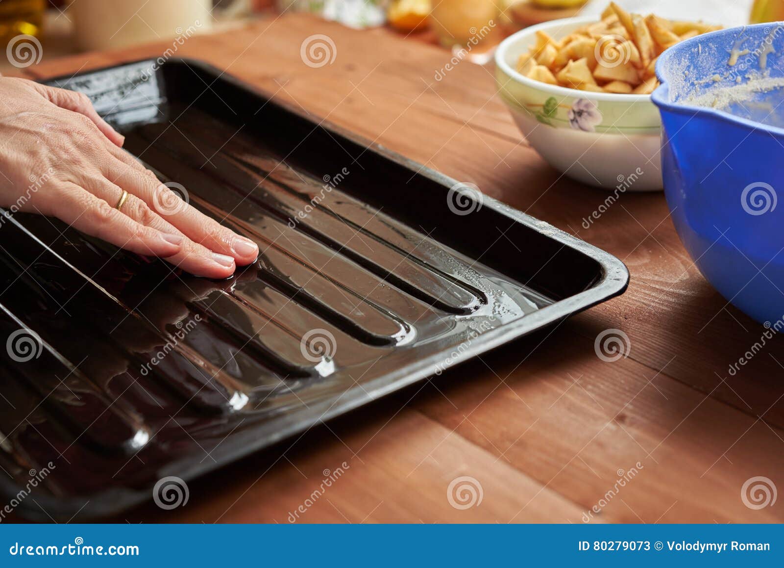 Hand schmiert die Backform stockbild. Bild von chef, haushalt - 80279073