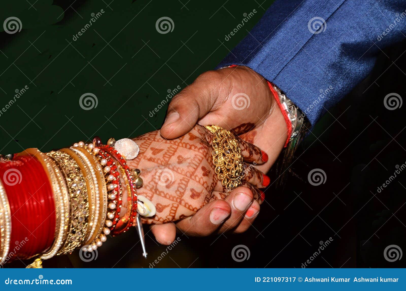 Hand Shek between Man Woman Stock Image - Image of heena, cloth: 221097317