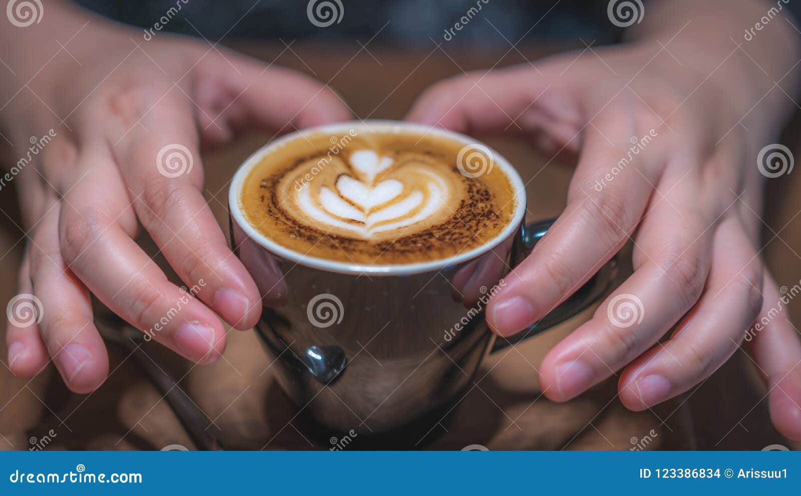 Hand Som Rymmer En Varm Kaffekopp Arkivfoto - Bild av morgon, kaffe ...