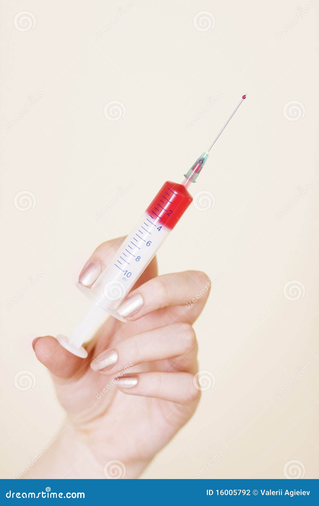 A Hand Holding a Medical Syringe Stock Photo - Image of scale, expel ...
