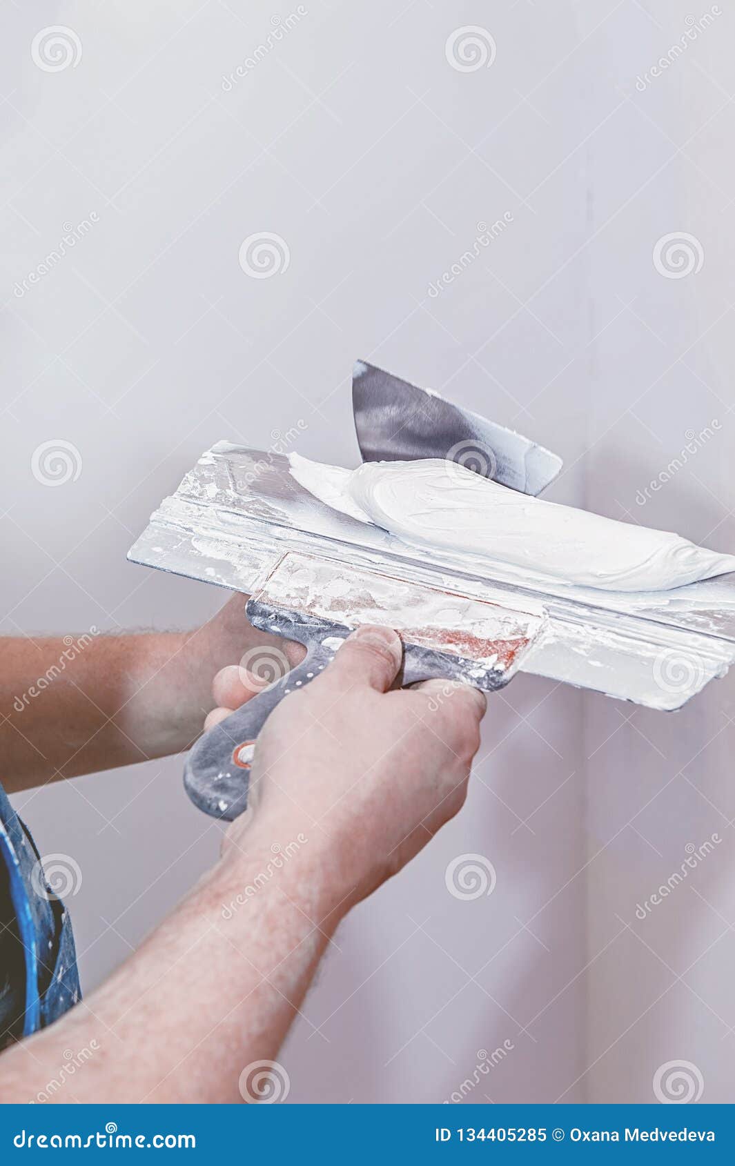 Hand with Trowel, Repair Wall, Trowel with Putty Structure, the Process ...
