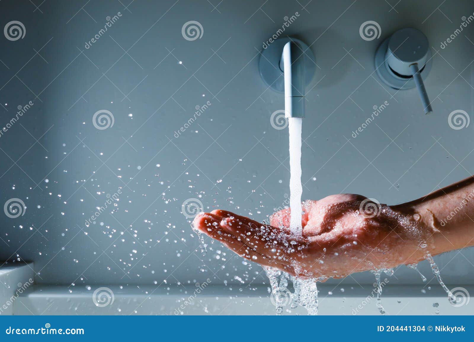 Hand Under Kranen Med Flytande Vatten. Arkivfoto - Bild av lampa ...