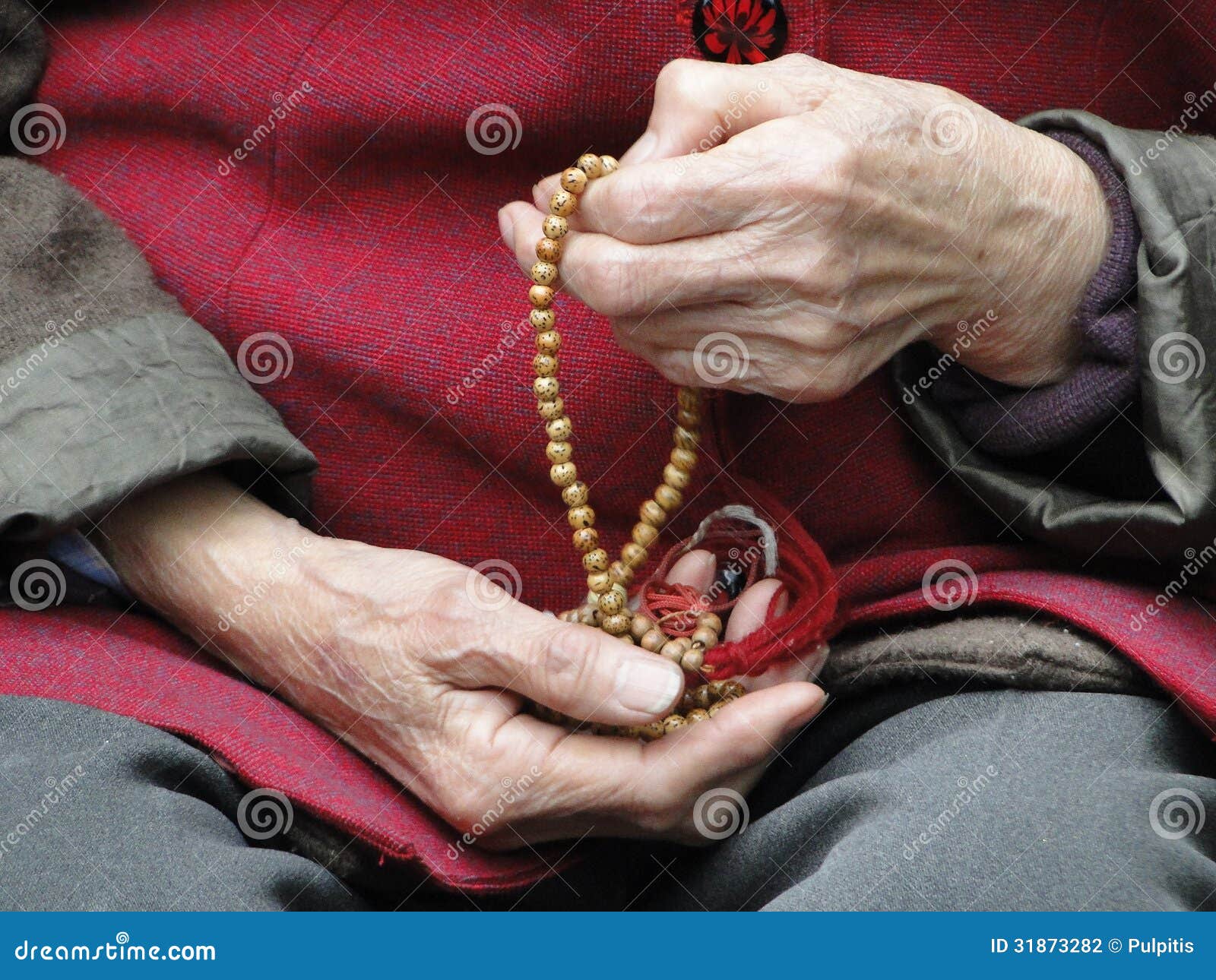 Hand Van Oude Vrouw Door Gebed Van Rozentuin Stock Foto - Image of ...