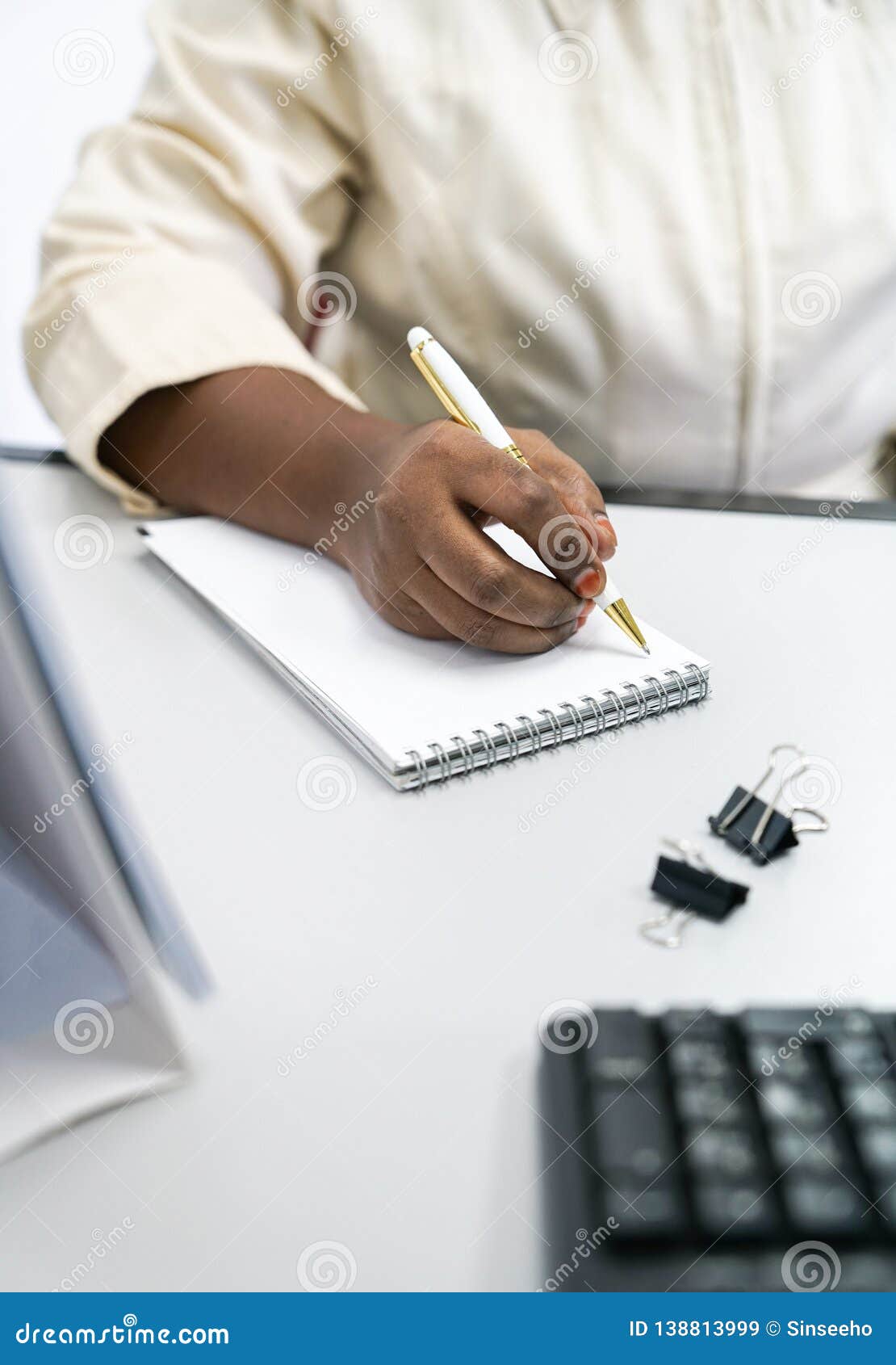 Writing a memo with pen stock image. Image of assistant - 138813999
