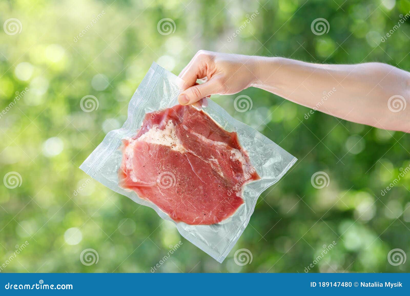 Hand Zeigt Verpacktes Fleisch in Einer Tasche Stockfoto - Bild von ...