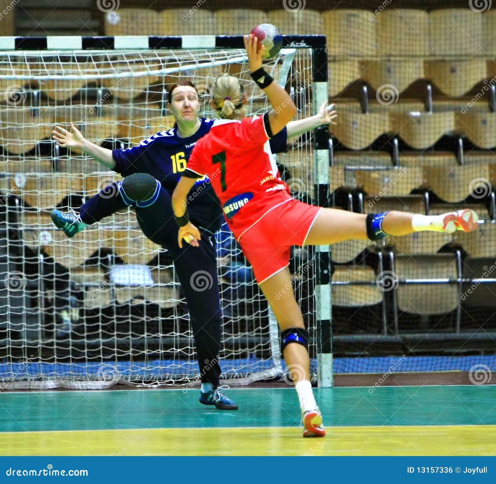 Handbal redactionele foto. Image of achtervolging, gezond - 13157336