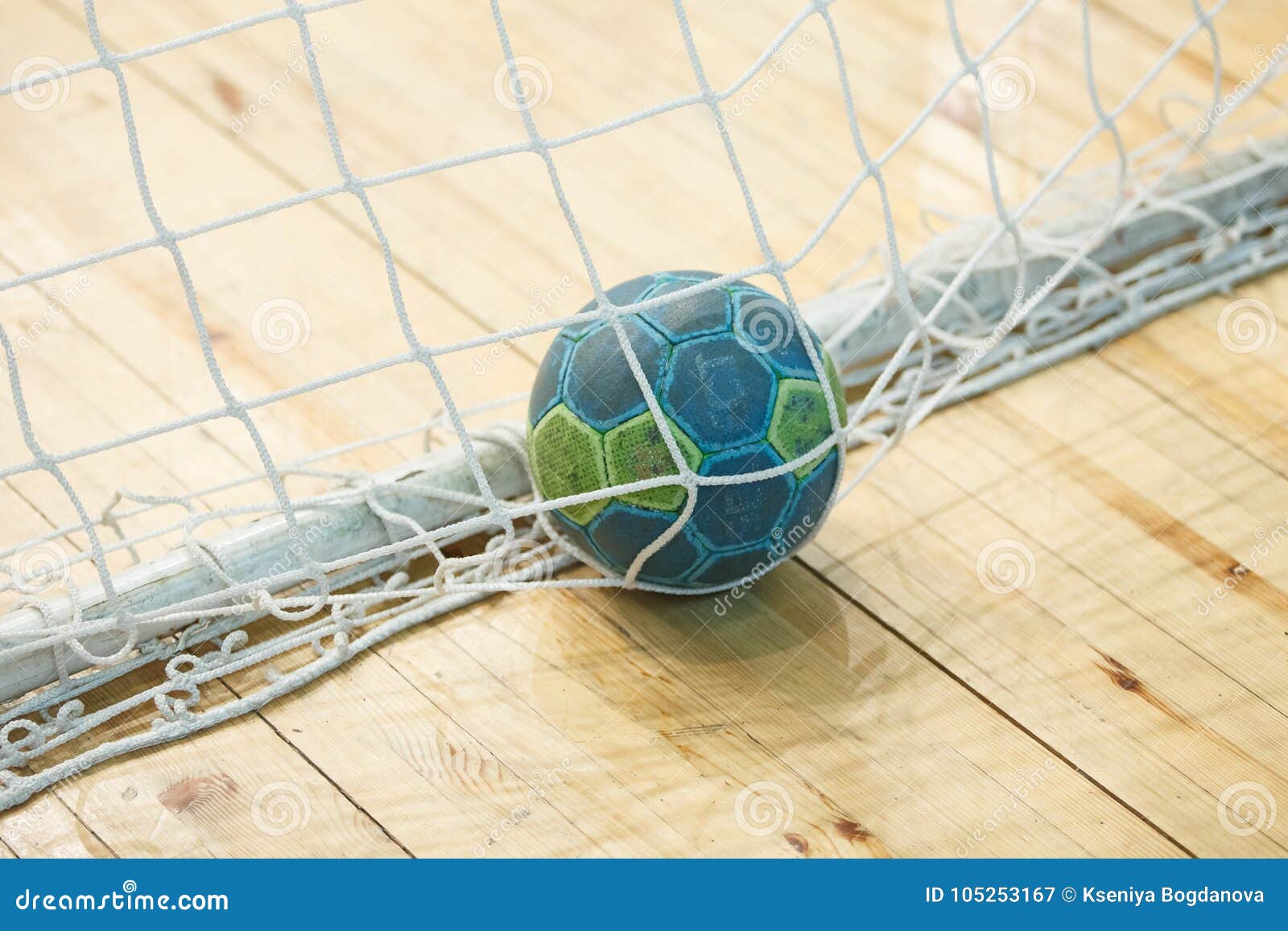 Handbal de bal in het doel stock afbeelding. Image of actief - 105253167