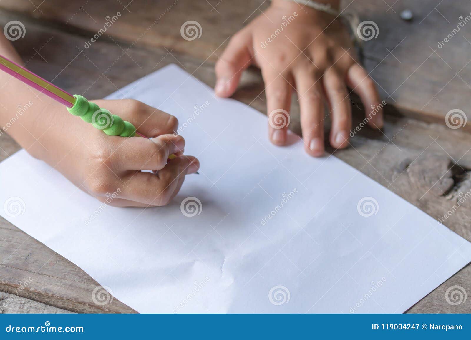 Handbarn Som Skriver Med Blyertspennan Fotografering för Bildbyråer ...