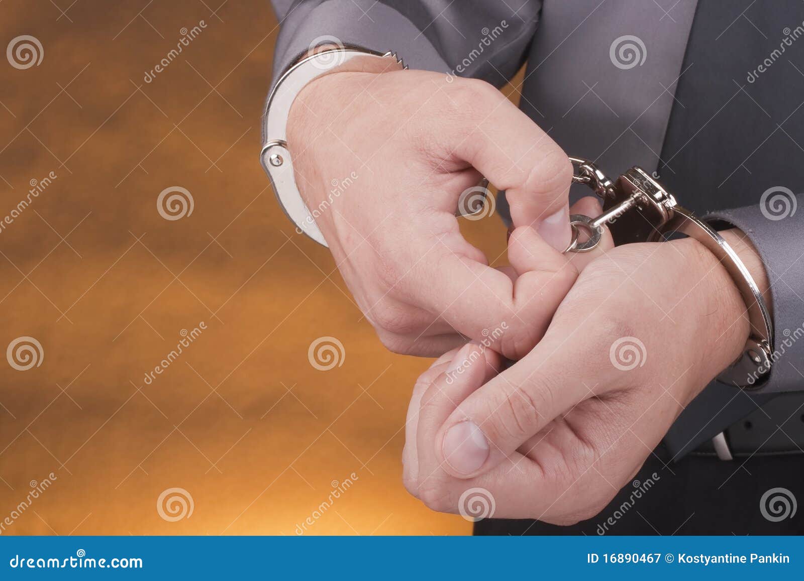 Handcuffs Van De Arrestatie Stock Afbeelding - Image of uitrekken ...