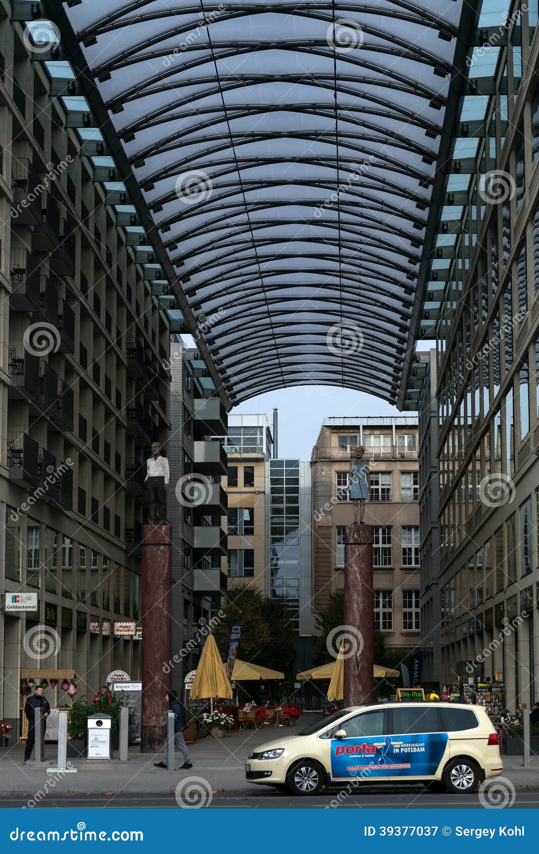 Handelsgebied in Het Centrum Van Berlijn Redactionele Fotografie ...