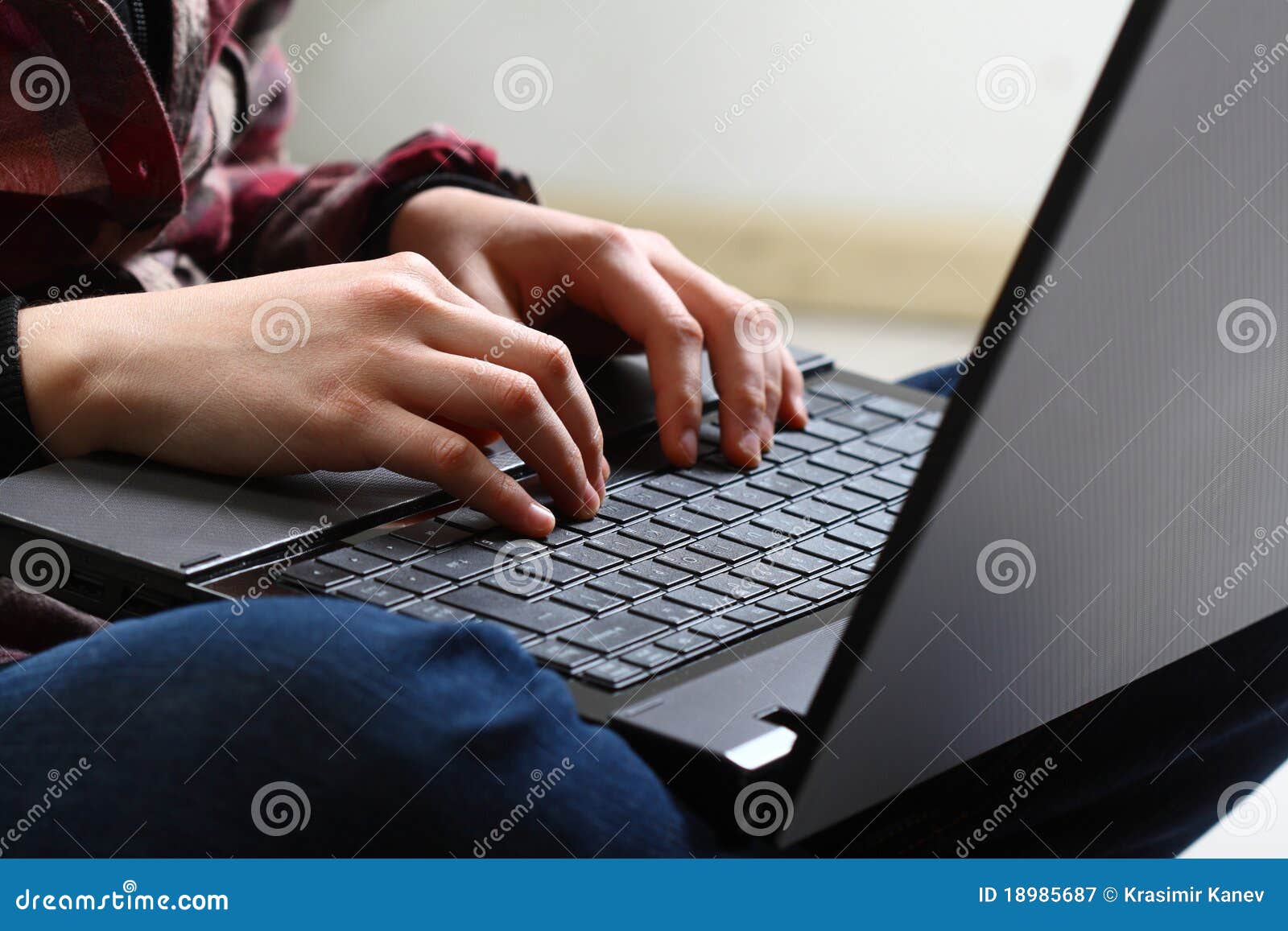 Handen Die Aan Computer Werken Stock Afbeelding - Image of innovatie ...