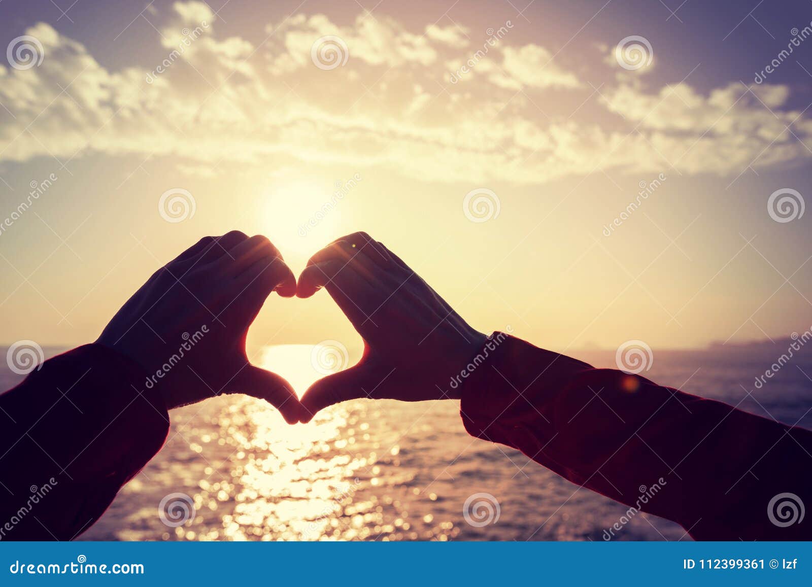 Handen die een hart maken stock afbeelding. Image of dageraad - 112399361