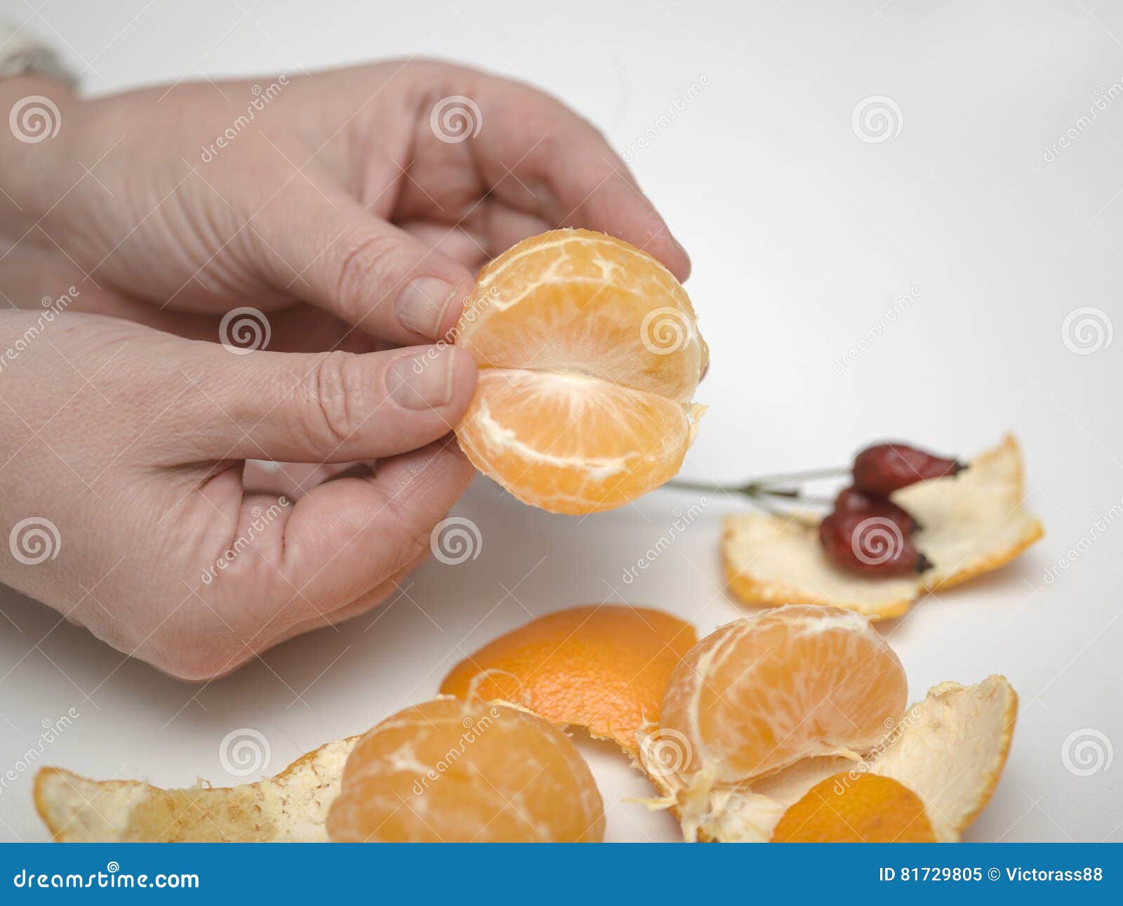 Handen Die Mandarijn Pellen Stock Afbeelding - Image of sinaasappel ...