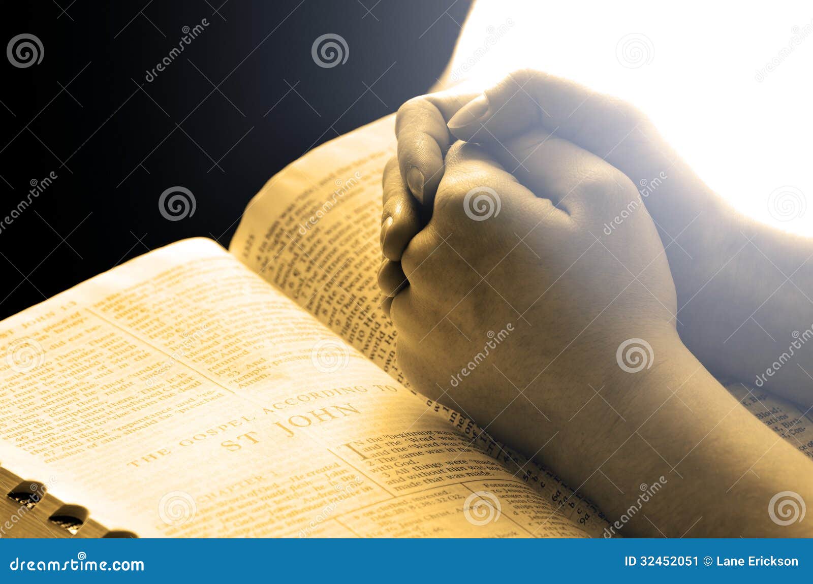 Handen Die Op Bijbel Bidden Stock Afbeelding - Image of donker, geloof ...