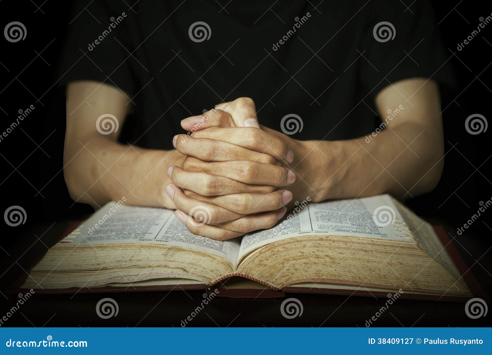 Handen Die Op Bijbel Bidden Stock Afbeelding - Image of evangelie ...