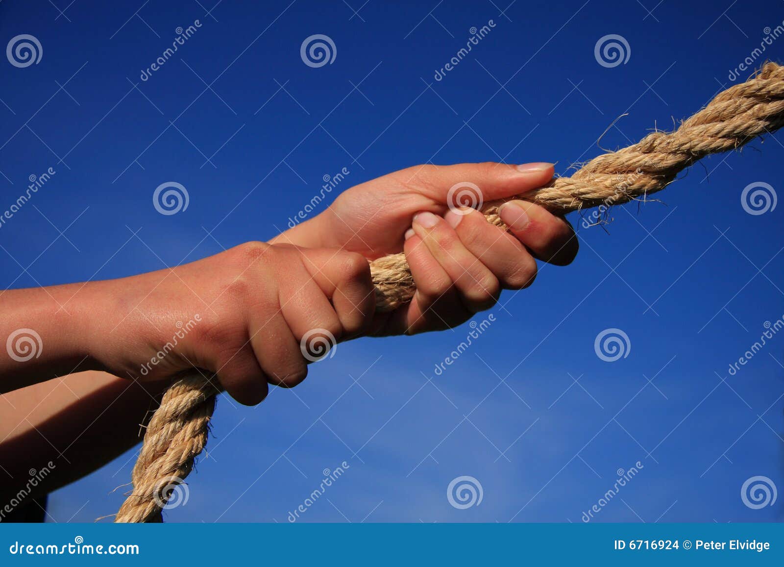 Handen Die Op Kabel Trekken Stock Foto - Image of bepaald, trek: 6716924