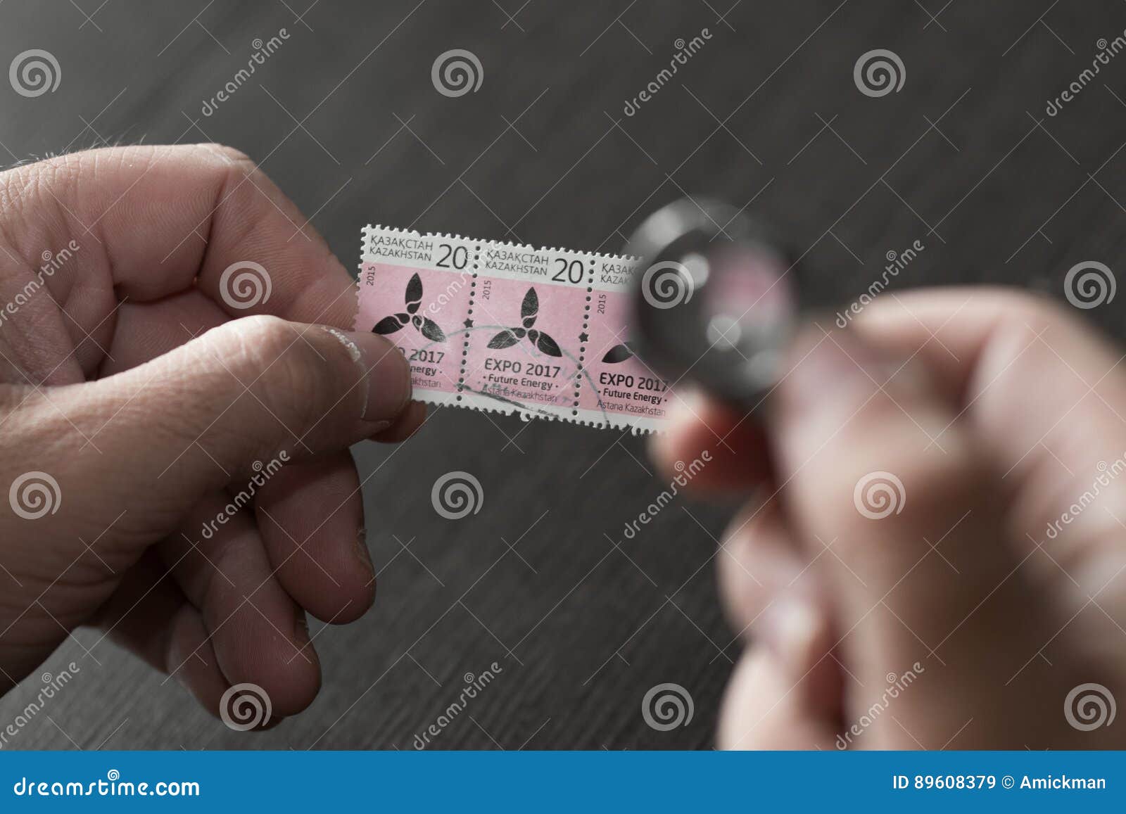 Handen Die Poststempel Houden Redactionele Stock Afbeelding - Image of ...