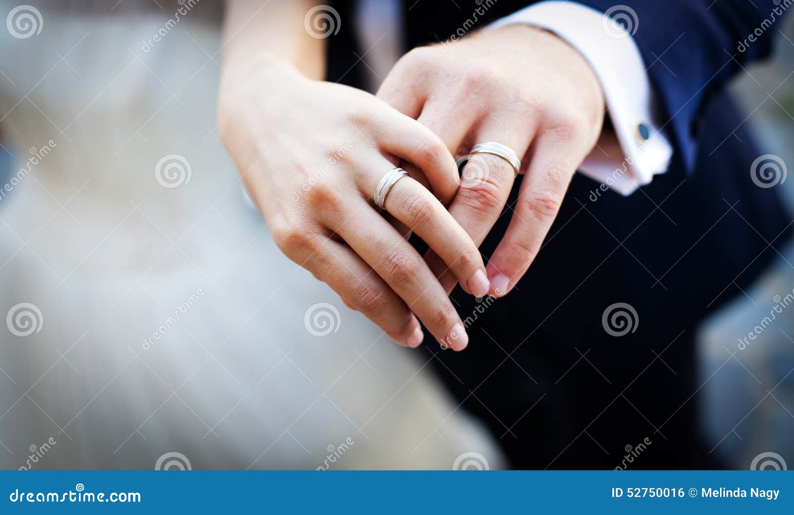 Handen en ringen stock foto. Image of bega, echtgenoot - 52750016