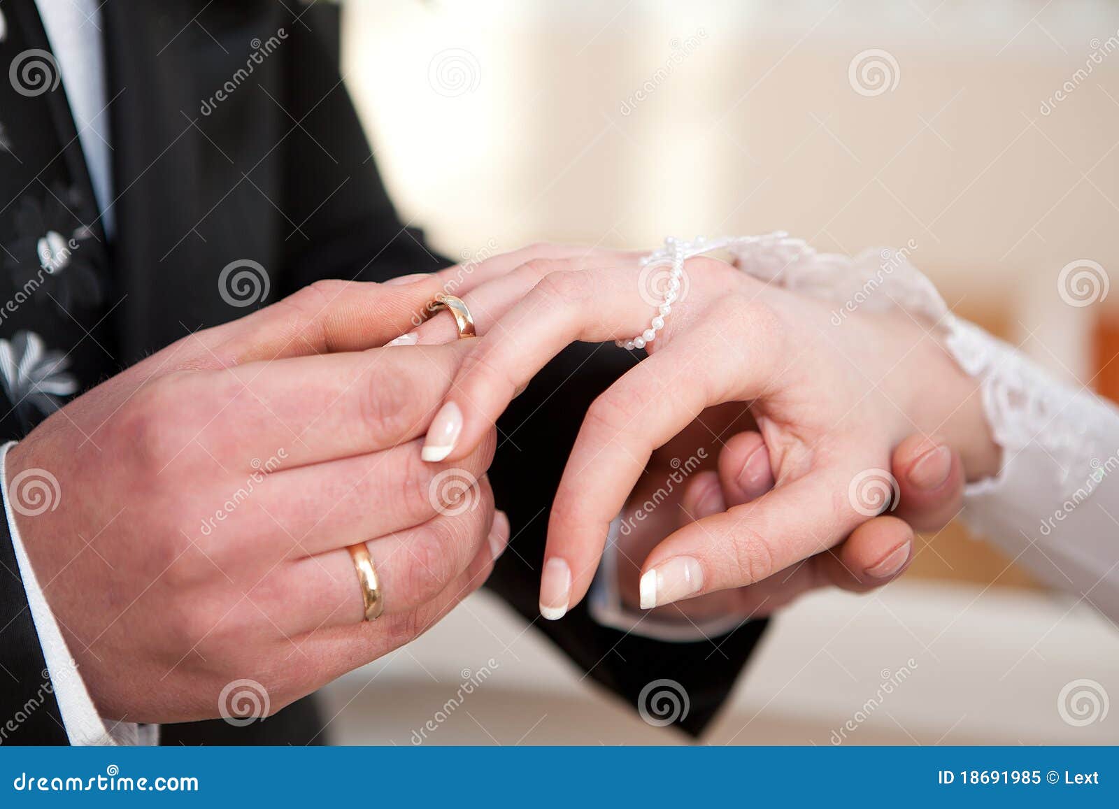 Handen met ringen stock afbeelding. Image of geluk, huwelijk - 18691985