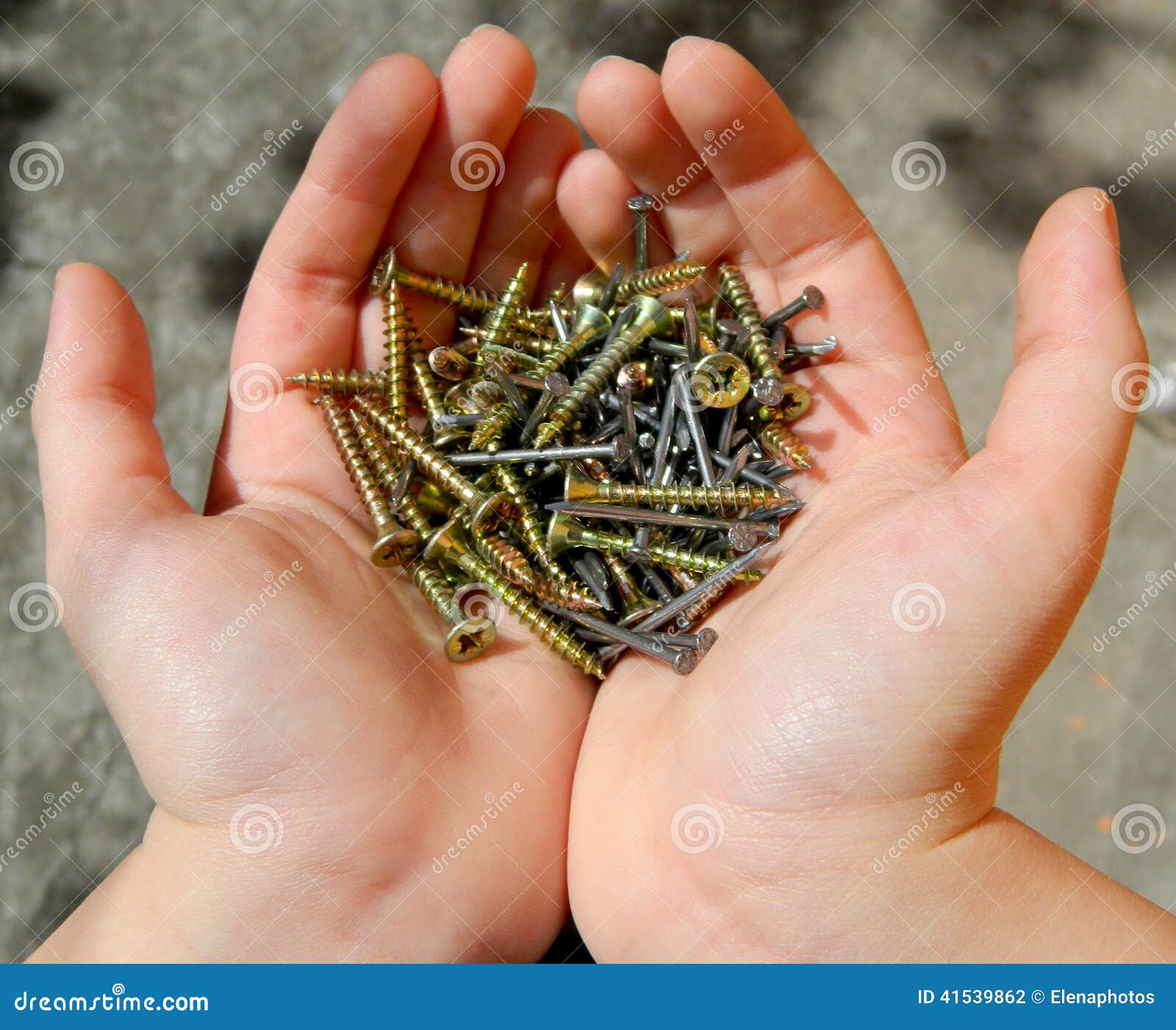 Handen met spijkers stock foto. Image of industrie, industrieel - 41539862
