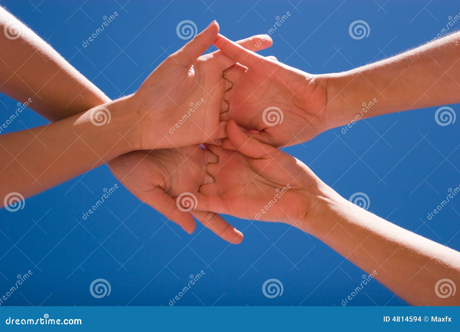 Handen omhoog in de lucht stock foto. Image of persoon - 4814594