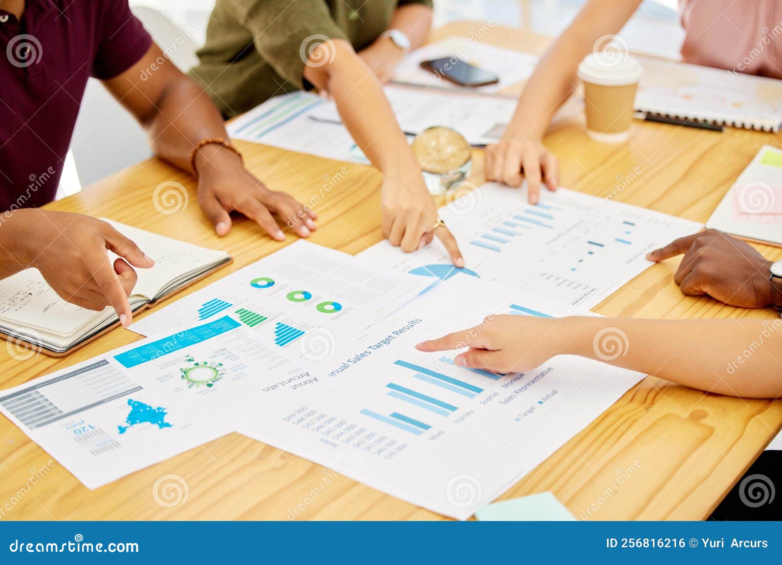 Handen Van Bedrijfs Mensen Met Teamwork Samenwerking En ... Handen Van Bedrijfs Mensen Met Teamwork Samenwerking En ...