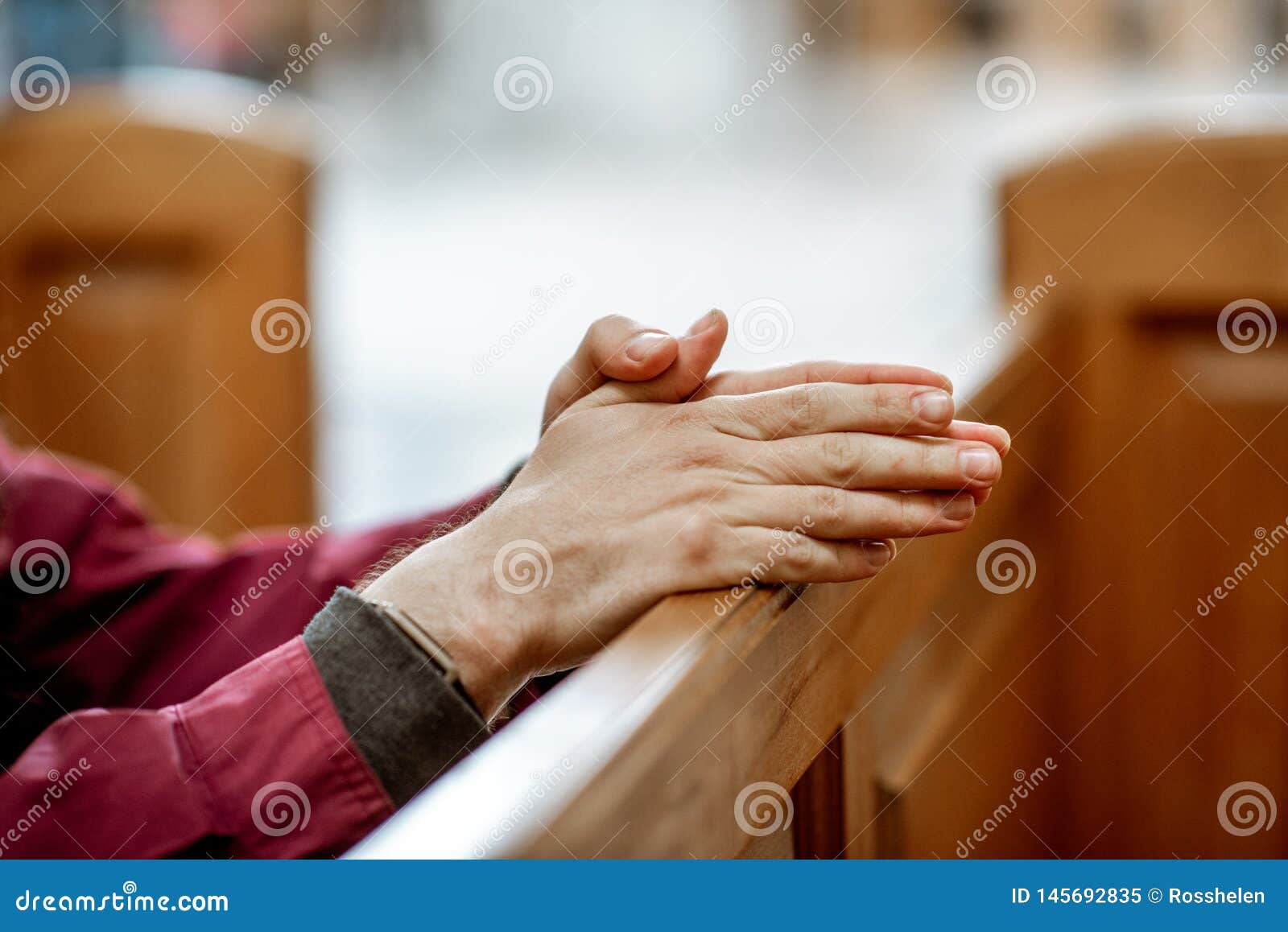 Handen van de biddende man stock afbeelding. Image of geloof - 145692835