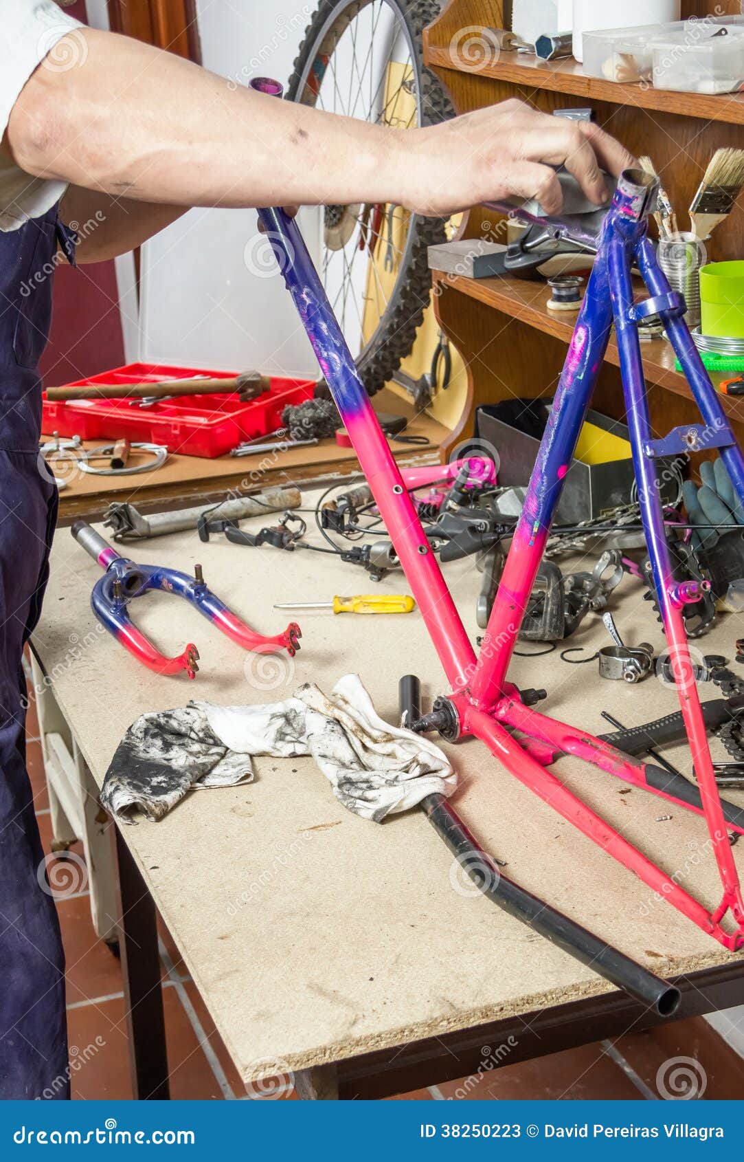 Handen Van De Echte Fiets Van Het Fiets Mechanische Schurende Kader ...