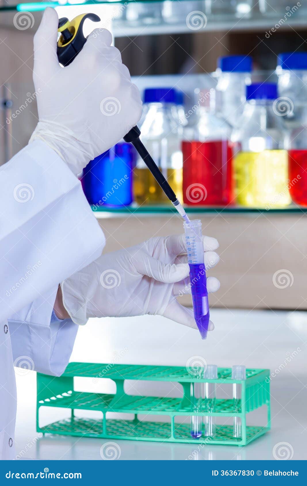 Handen Van Een Laboratoriumtechnicus Die Een Pipet Met Behulp Van Stock ...