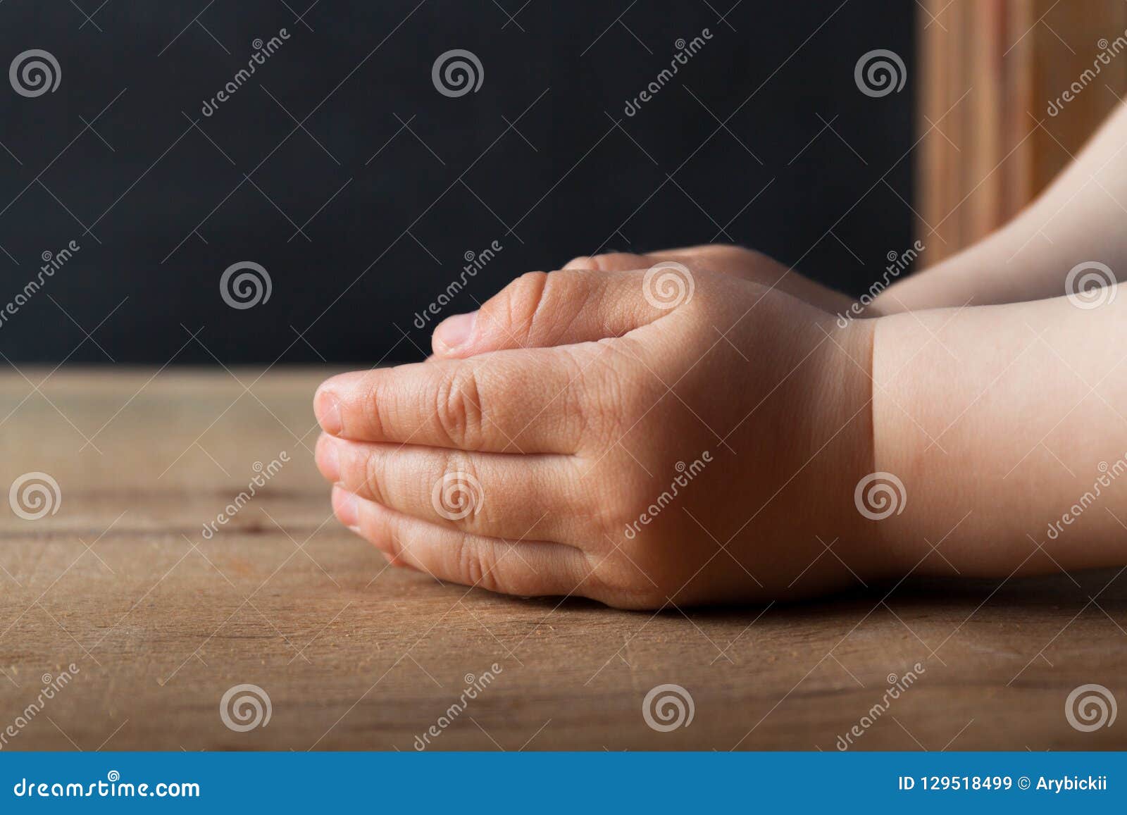 Handen Van Het Bidden Van De Jonge Mens Stock Afbeelding - Image of ...