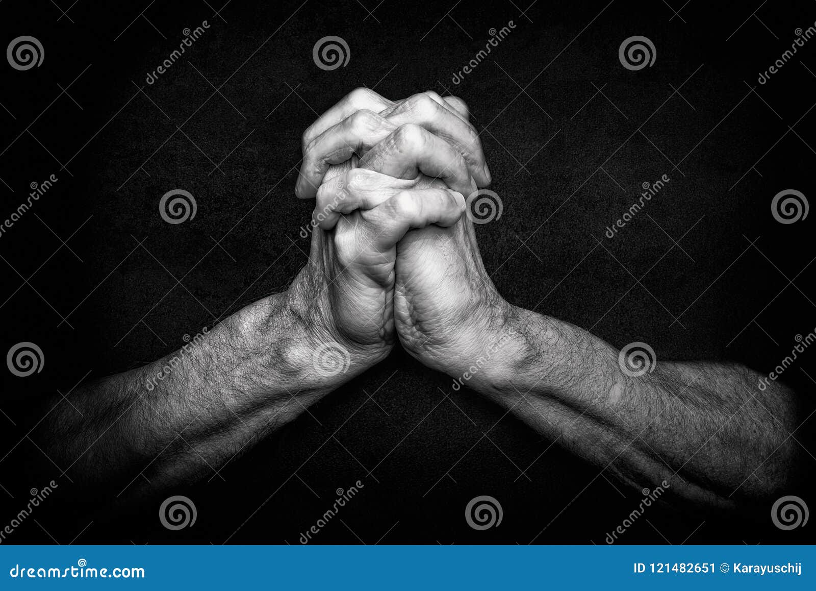 Handen Van Het Bidden Van De Mens Stock Afbeelding - Image of volwassen ...