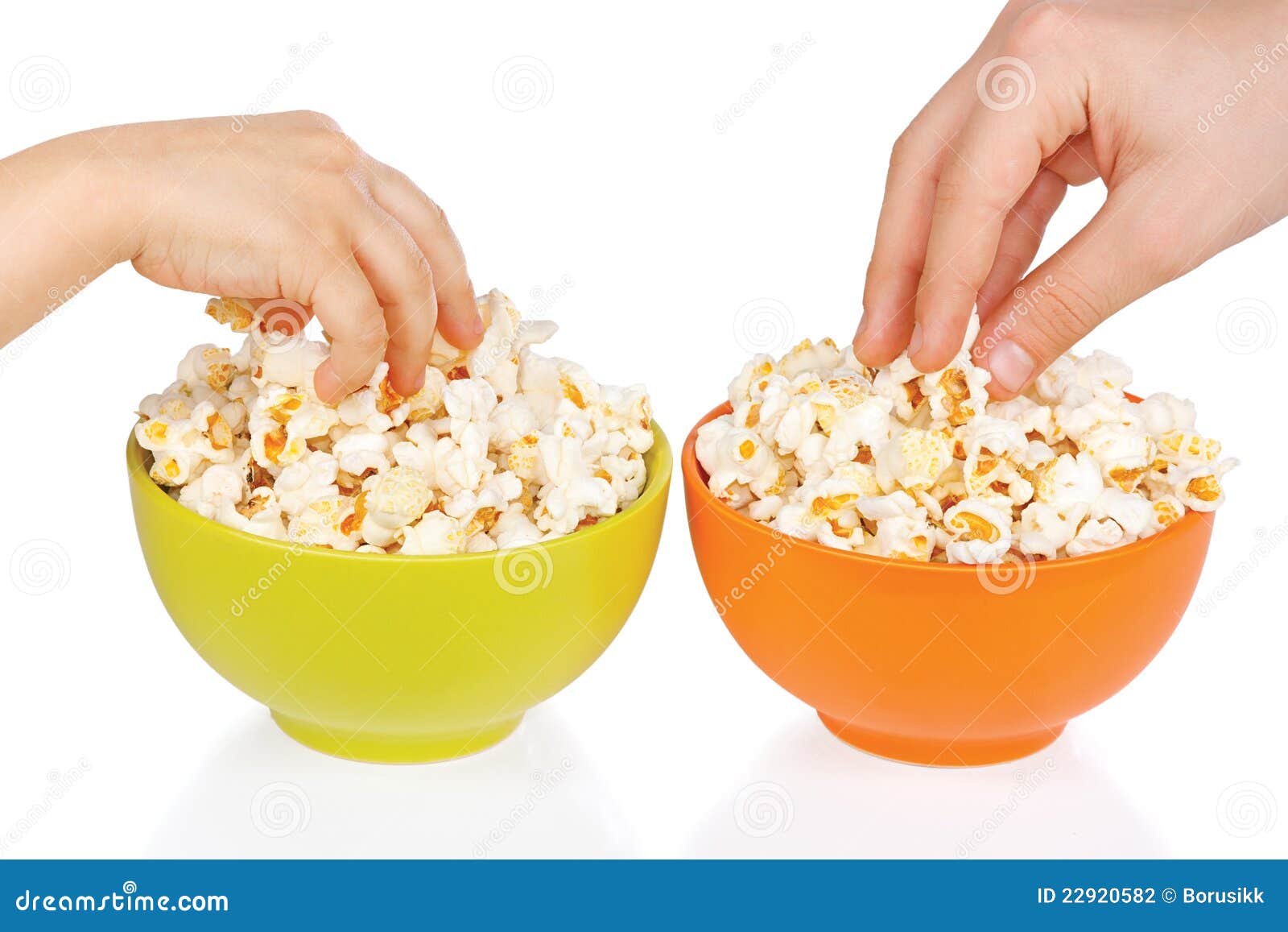 Handen Van Kinderen Die Popcorn Eten Stock Foto - Image of zout ...