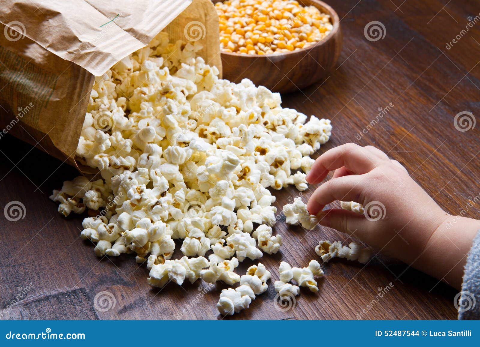 Handen Van Kinderen Die Popcorn Eten Stock Foto - Image of houder, geel ...